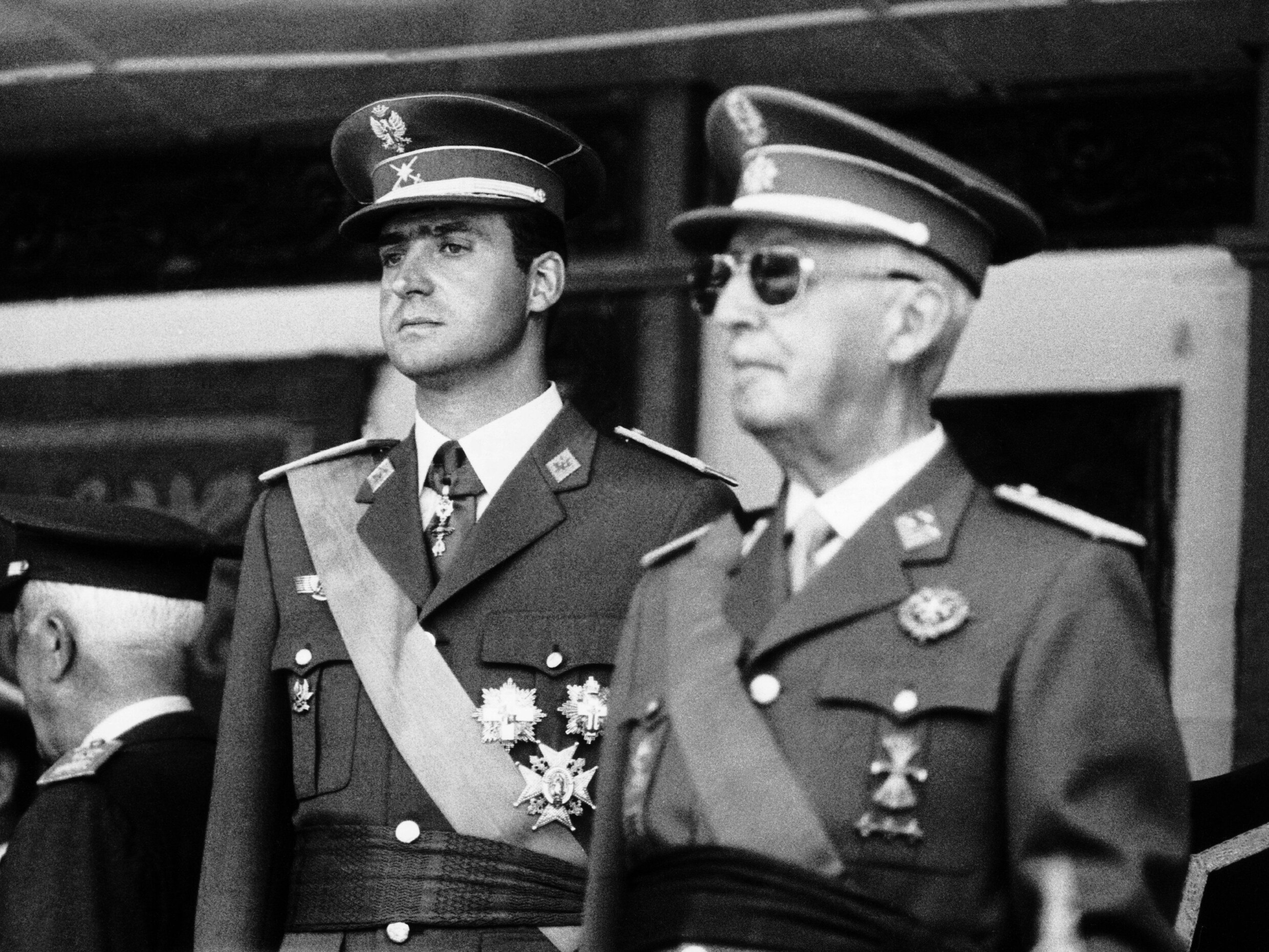 Spaanse oud-koning in ballingschap betuigt ‘bittere spijt’ in biografie ...