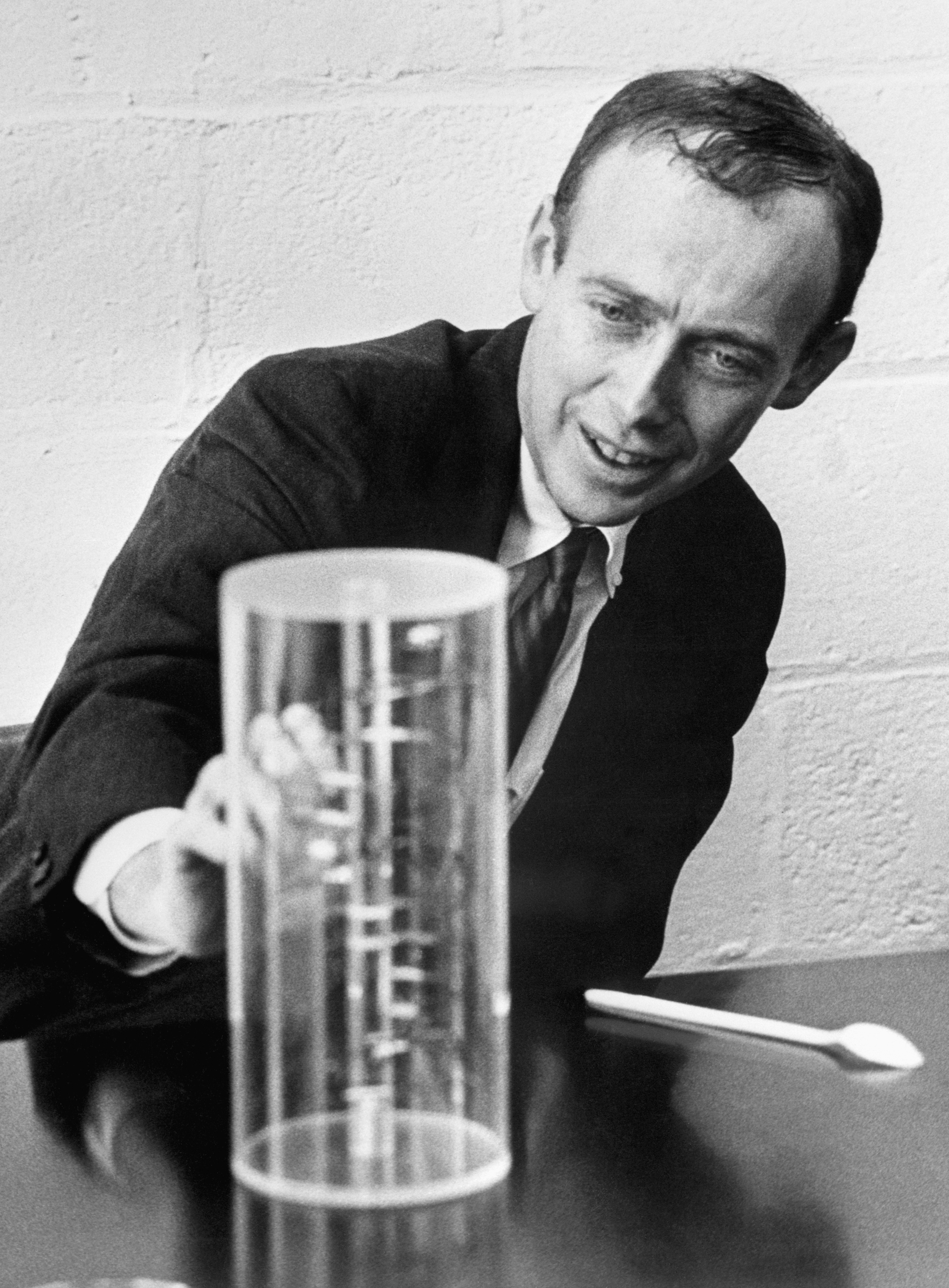 Bioloog James Watson, mede-ontdekker van de structuur van DNA, op 97 ...