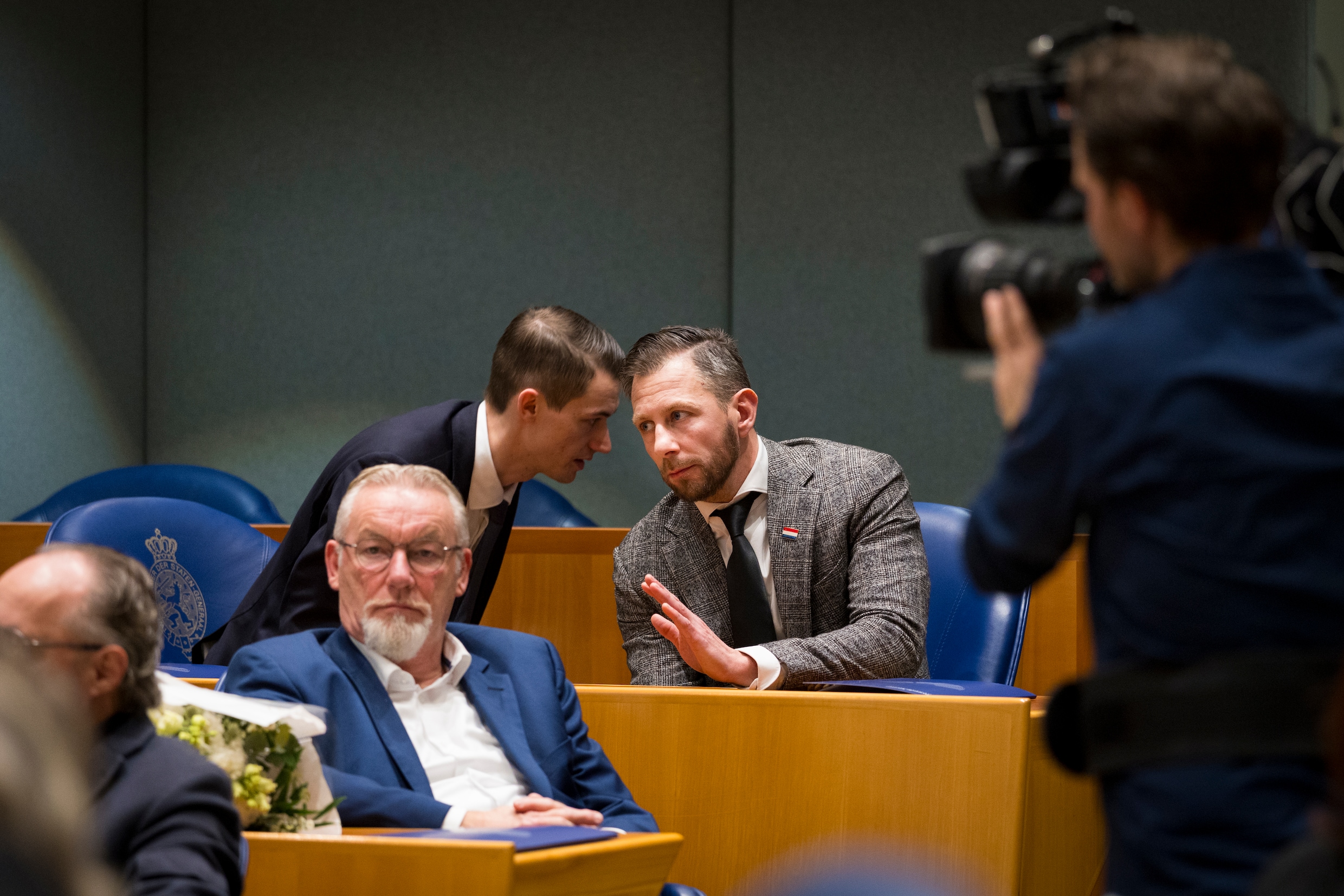 PVV-Kamerleden lopen weg na vragen over AI-afbeeldingen van Frans ...
