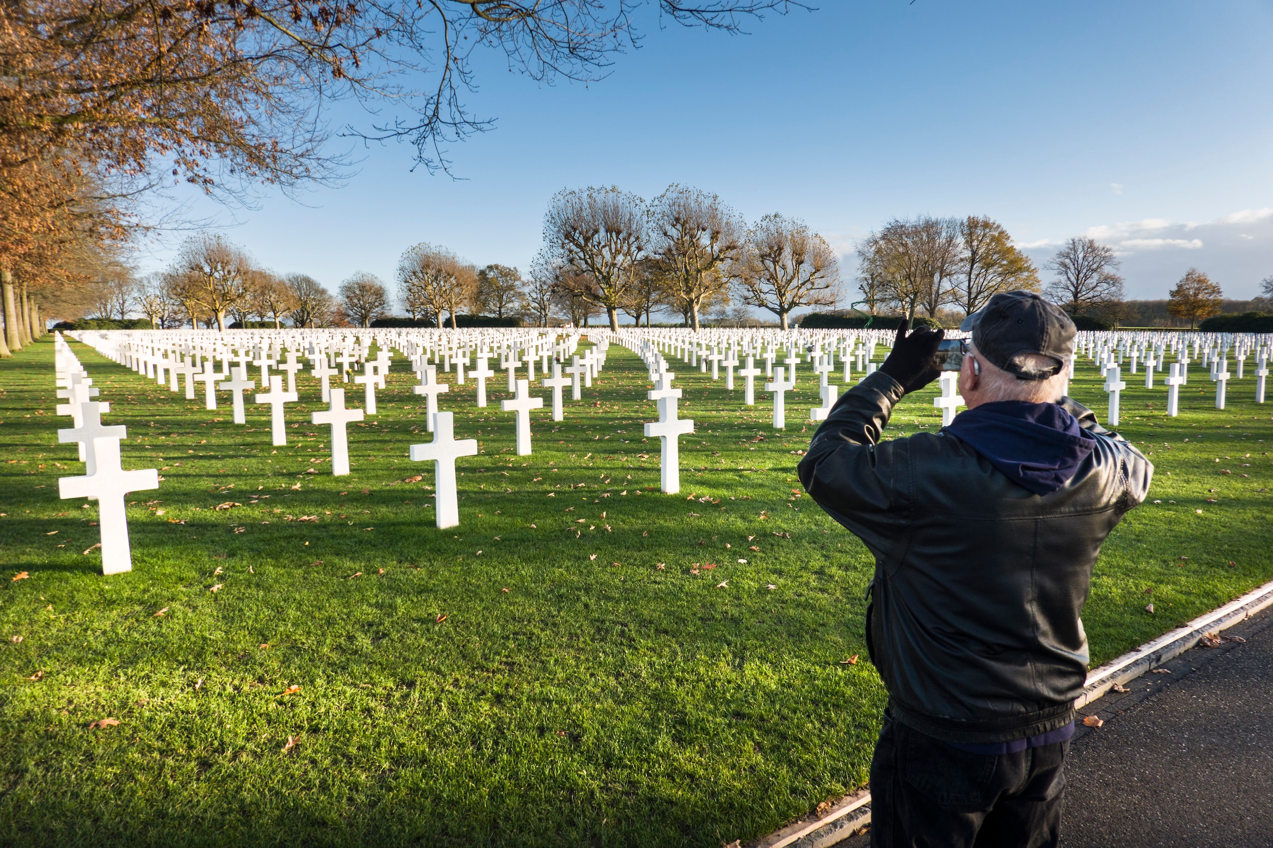 Amerikaanse ambassadeur bij bezoek aan begraafplaats Margraten: kritiek ...