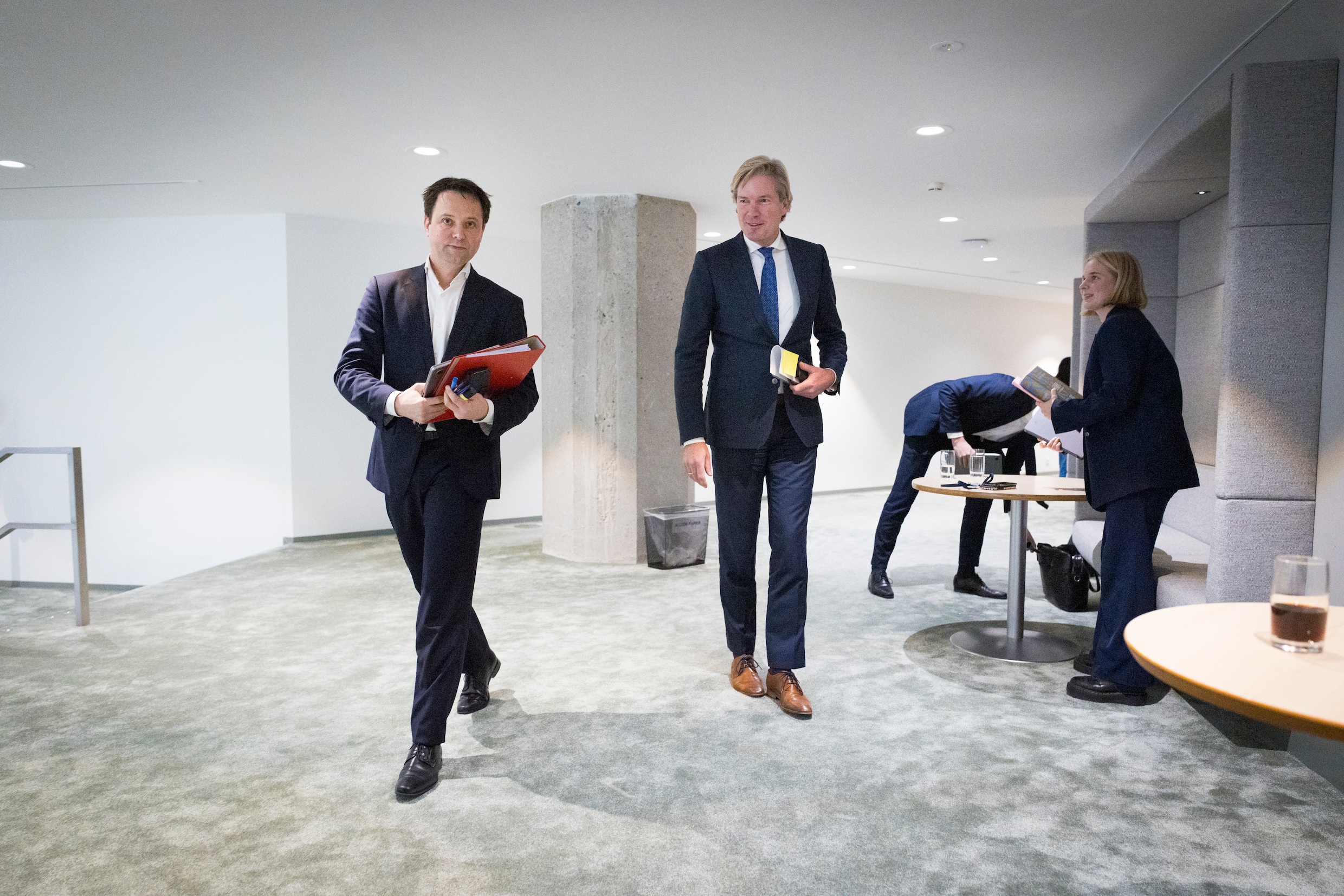 Justitieminister wil politieke invloed op OM behouden, verwerpt ...