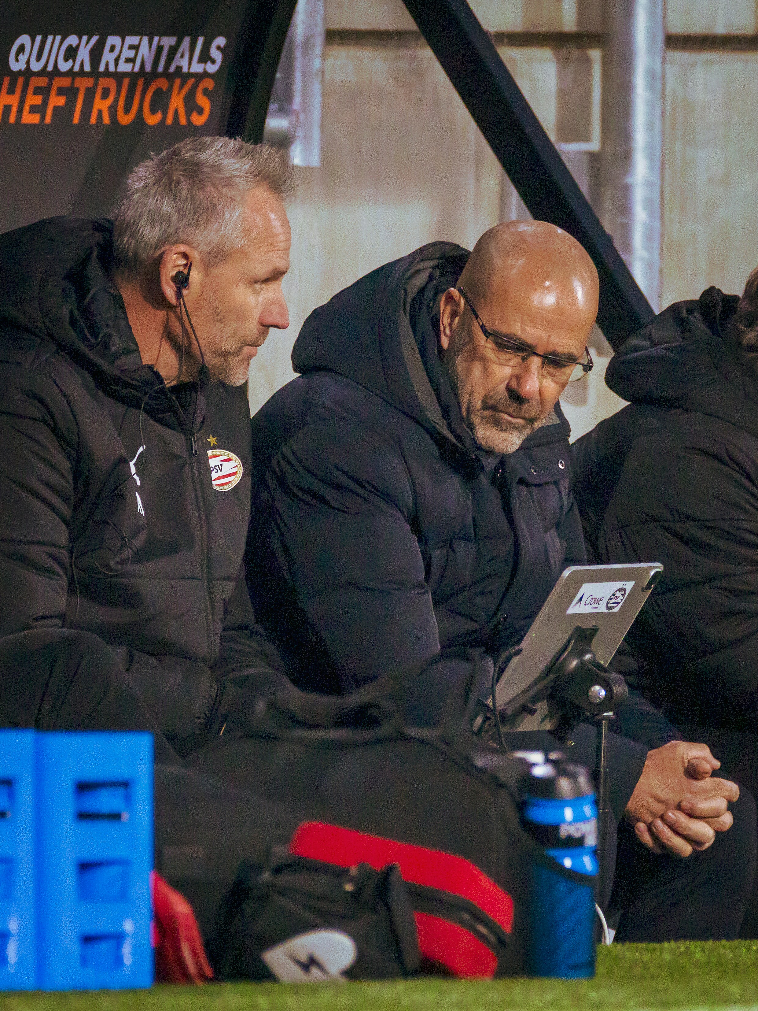 In de rust laat PSV-videoanalist Tensen de beelden synchroon meelopen ...