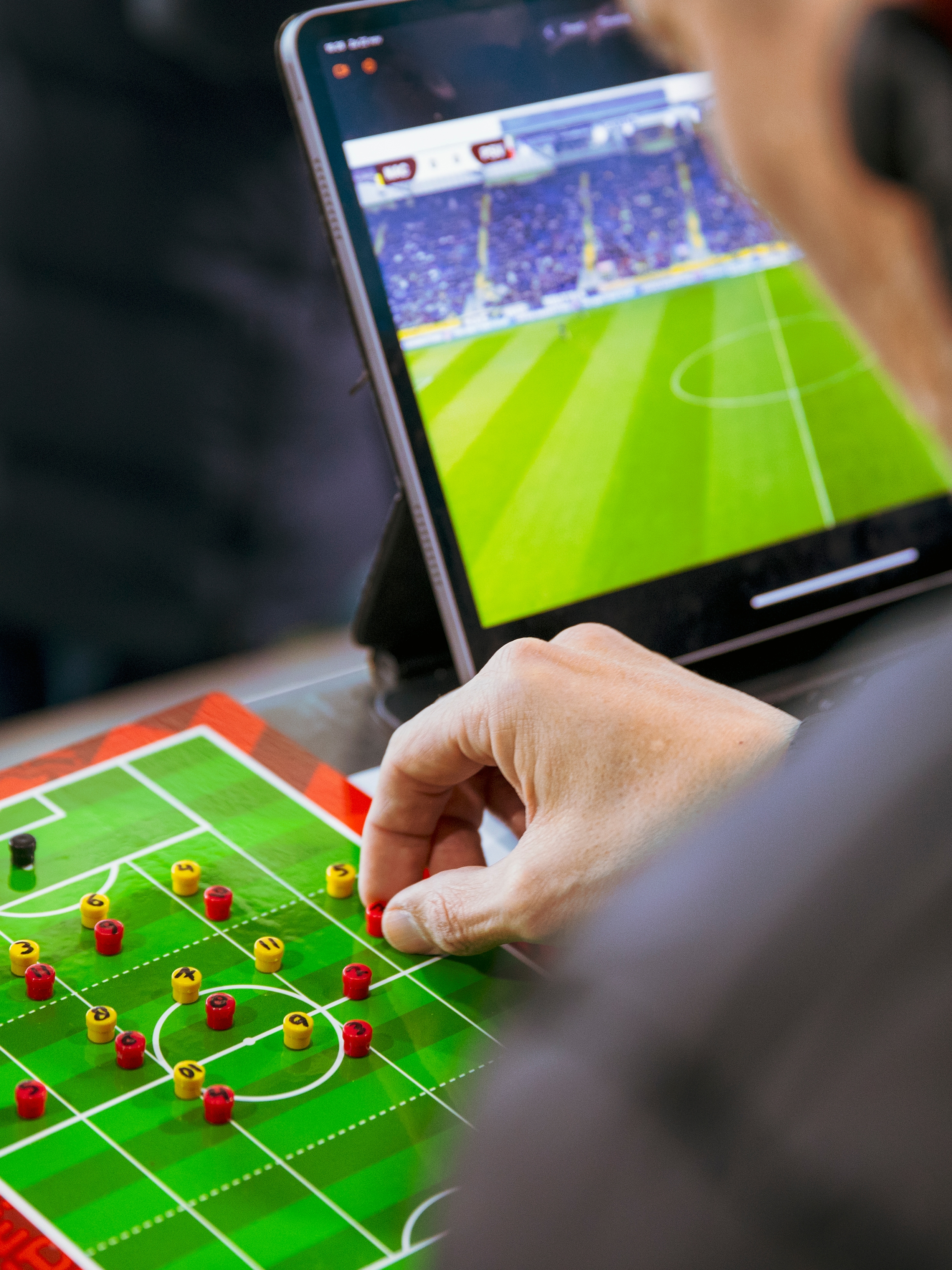 In de rust laat PSV-videoanalist Tensen de beelden synchroon meelopen ...