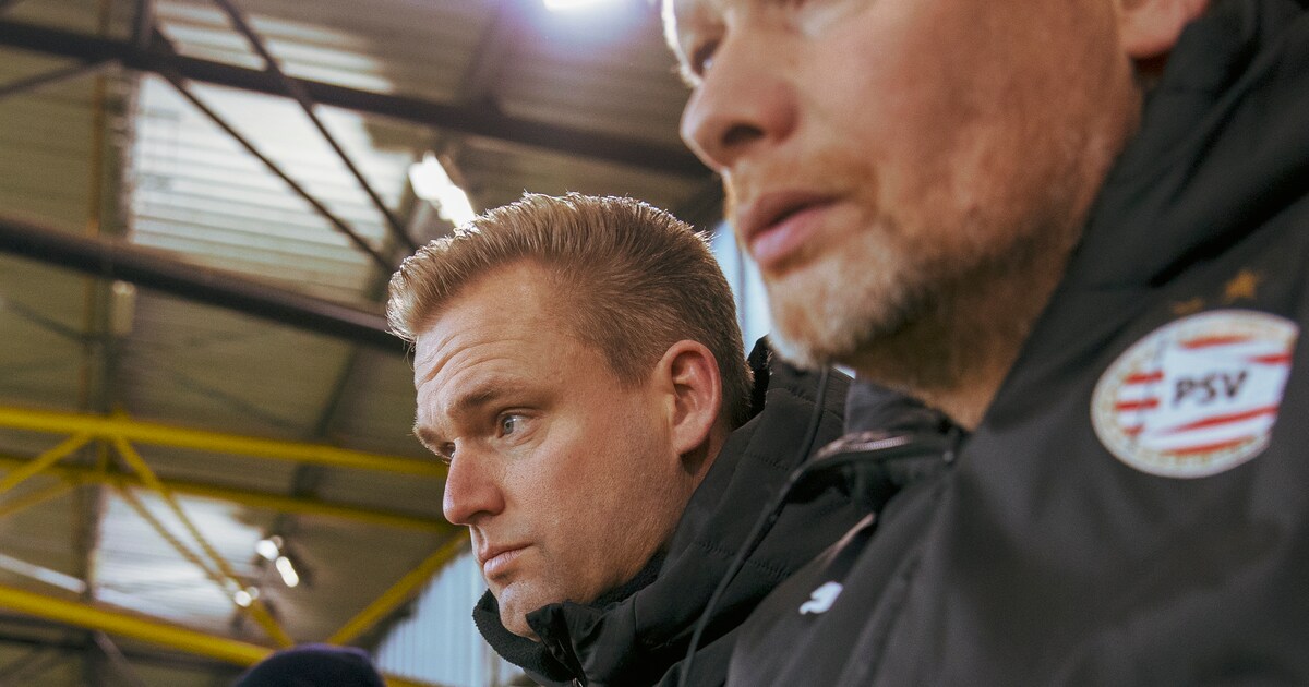 In de rust laat PSV-videoanalist Tensen de beelden synchroon meelopen ...