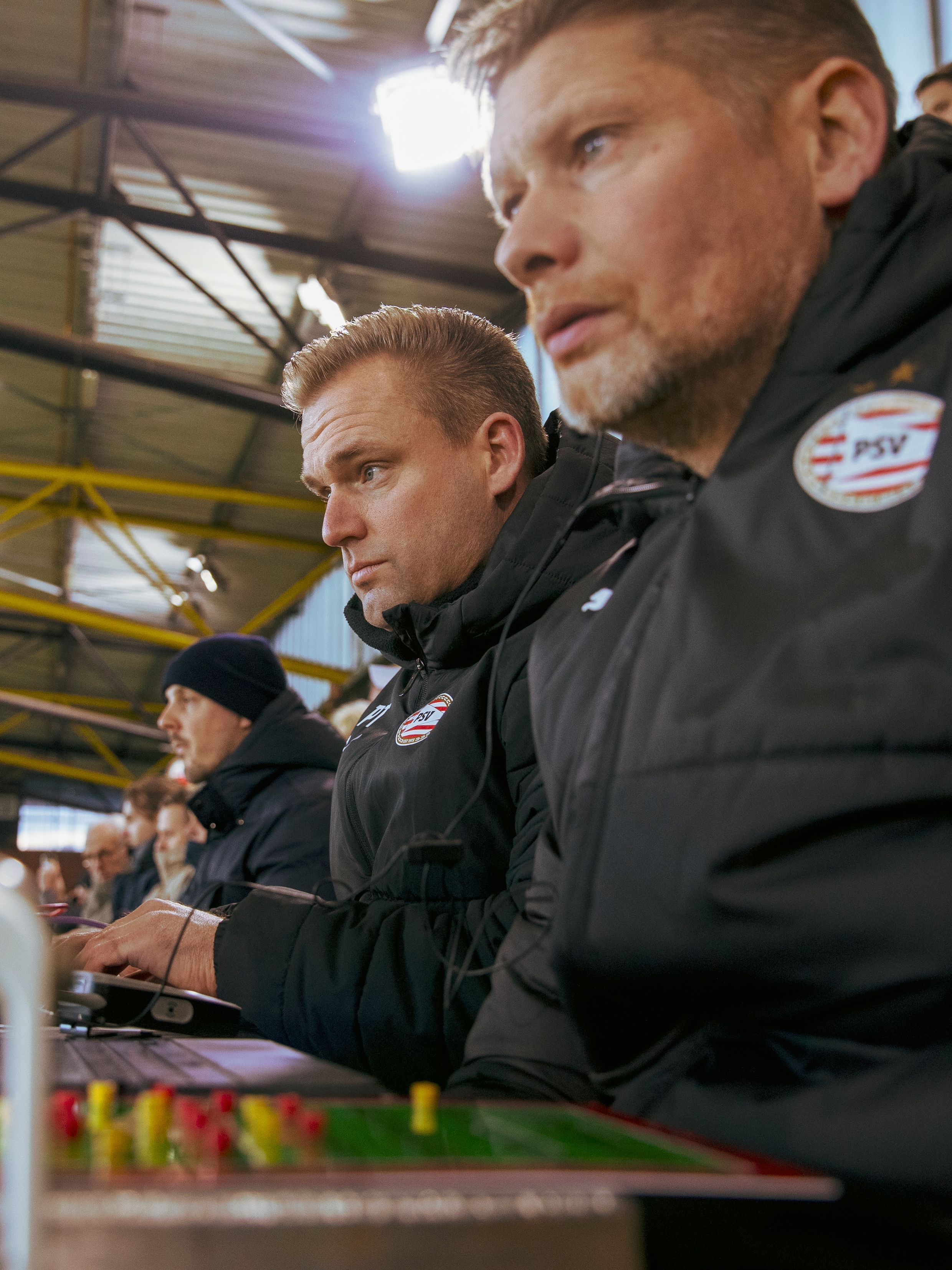 In de rust laat PSV-videoanalist Tensen de beelden synchroon meelopen ...