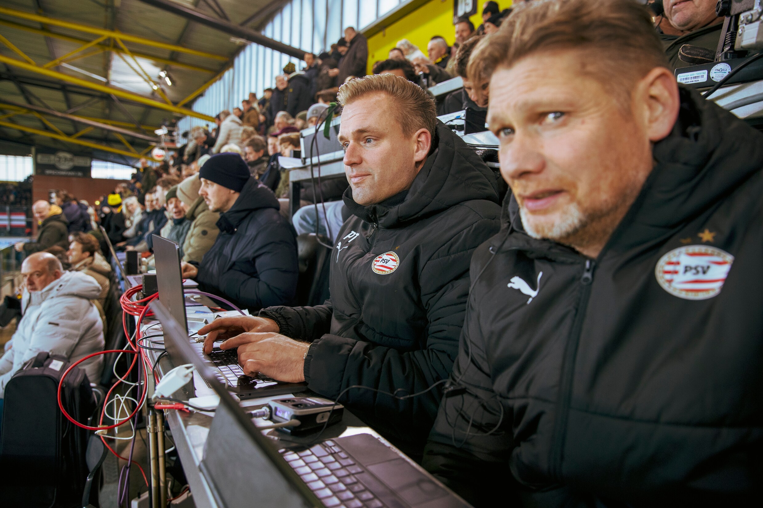 In de rust laat PSV-videoanalist Tensen de beelden synchroon meelopen ...