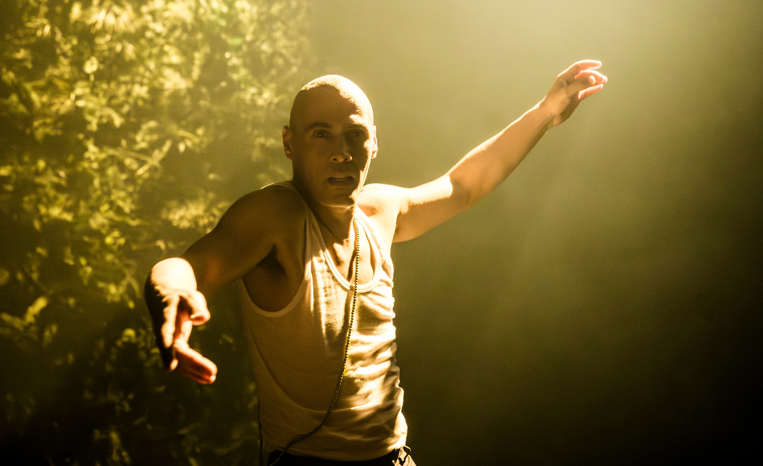 In ‘Raiz’ danst choreograaf en danser Samir Calixto vol overgave, tot ...