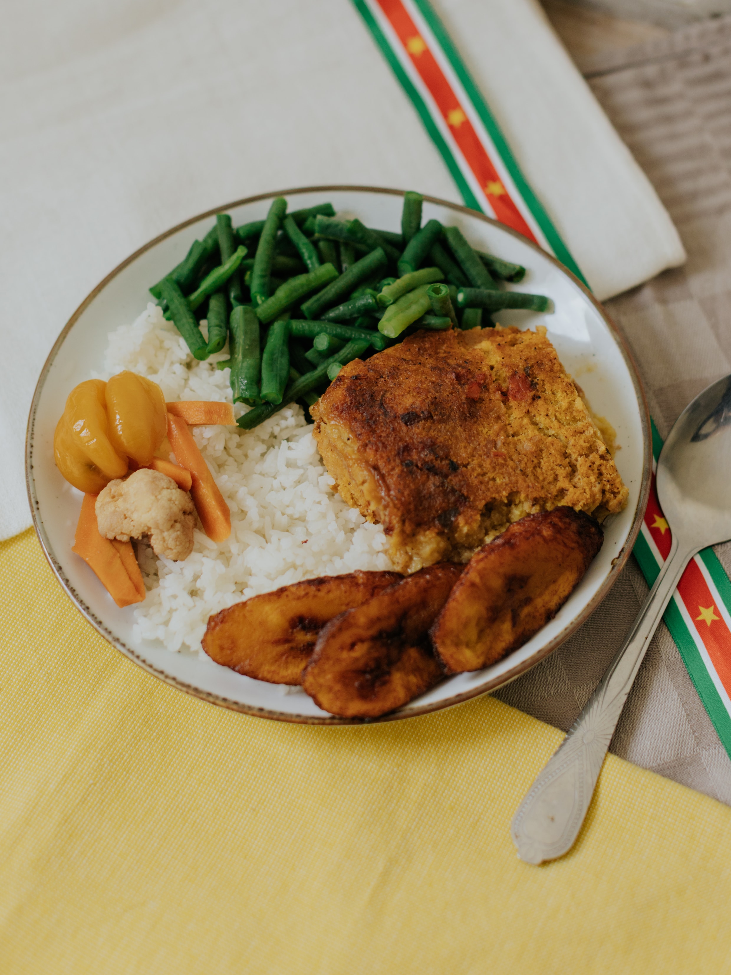 Alom geliefd en het meest Surinaamse gerecht denkbaar: pom | de Volkskrant