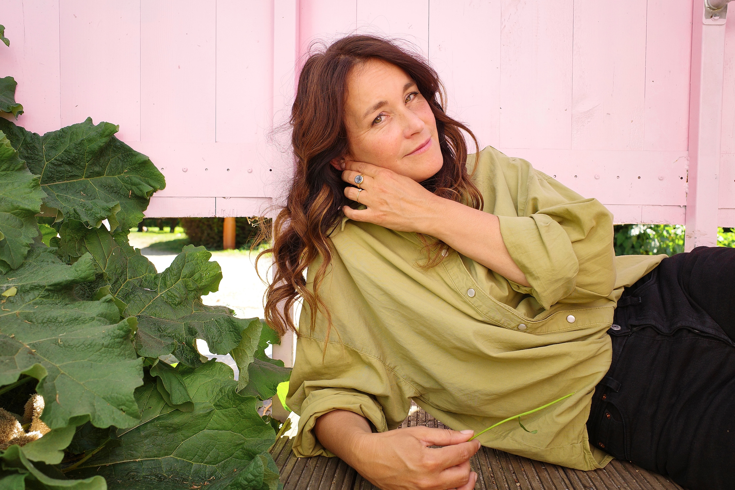 In ‘Nachtgids’ botst de liefde voor de nacht op de rauwe realiteit | de ...