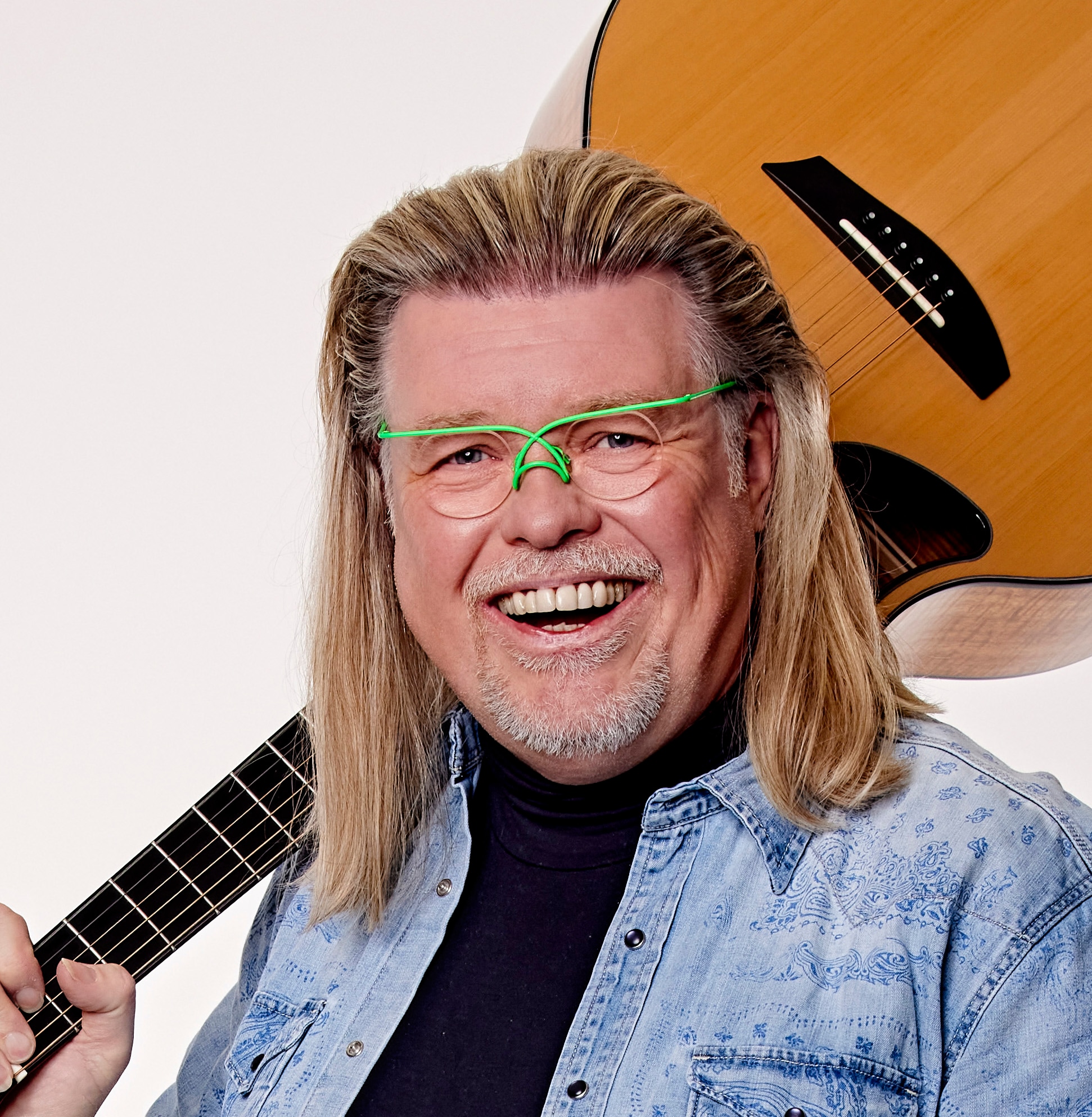 Opgeruimde troubadour René Karst zong ‘liedjes met een knipoog’ en ...