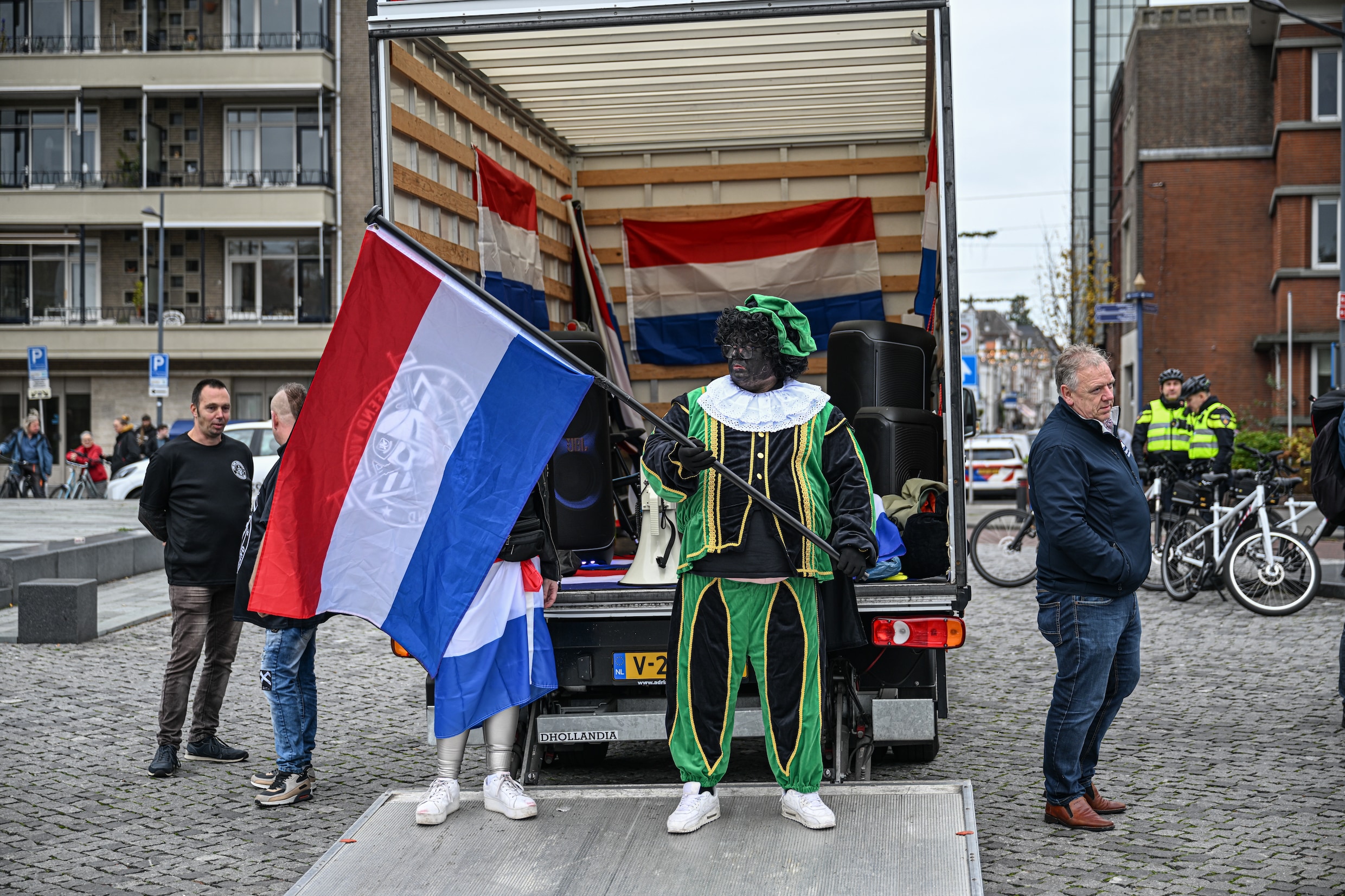 Opinie: Wie nu nog als Zwarte Piet rondloopt, moet worden vervolgd | de Volkskrant