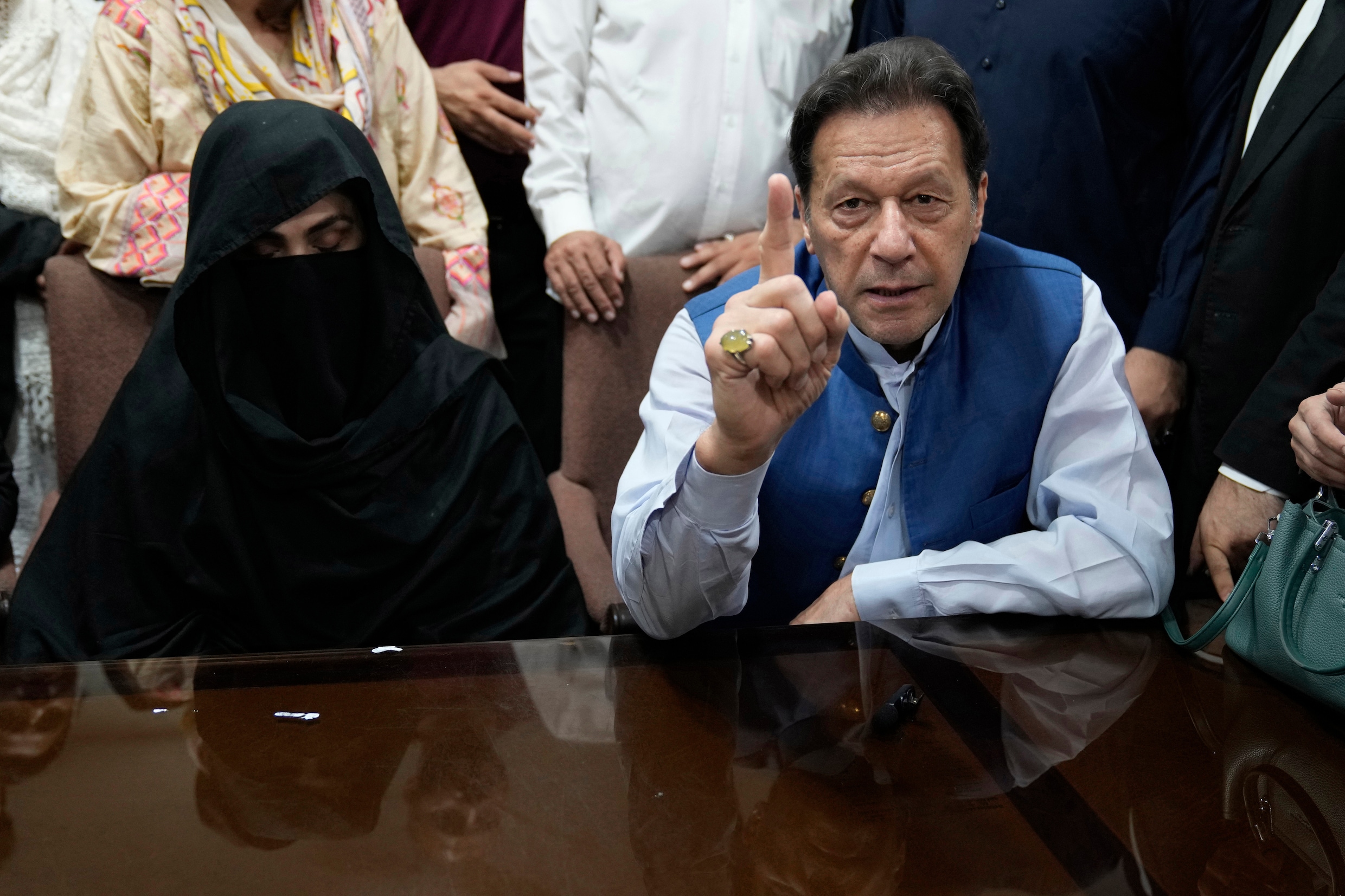Pakistaanse oud-premier Imran Khan en zijn vrouw krijgen elk 17 jaar ...