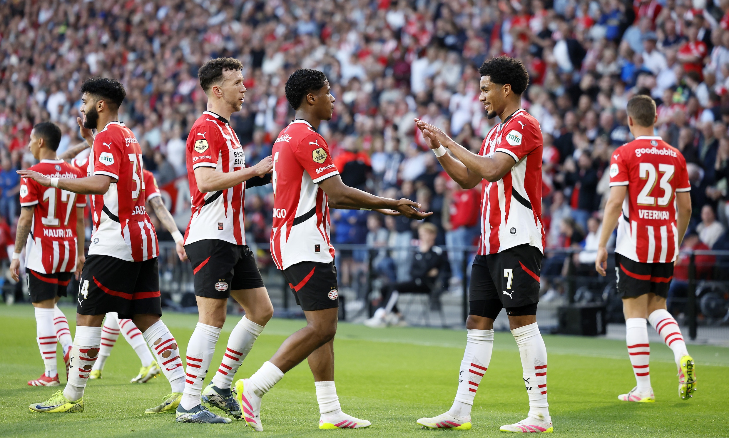 Hoe Ajax de titel verspeelde: ‘Negen punten voor, en niemand sprak over ...