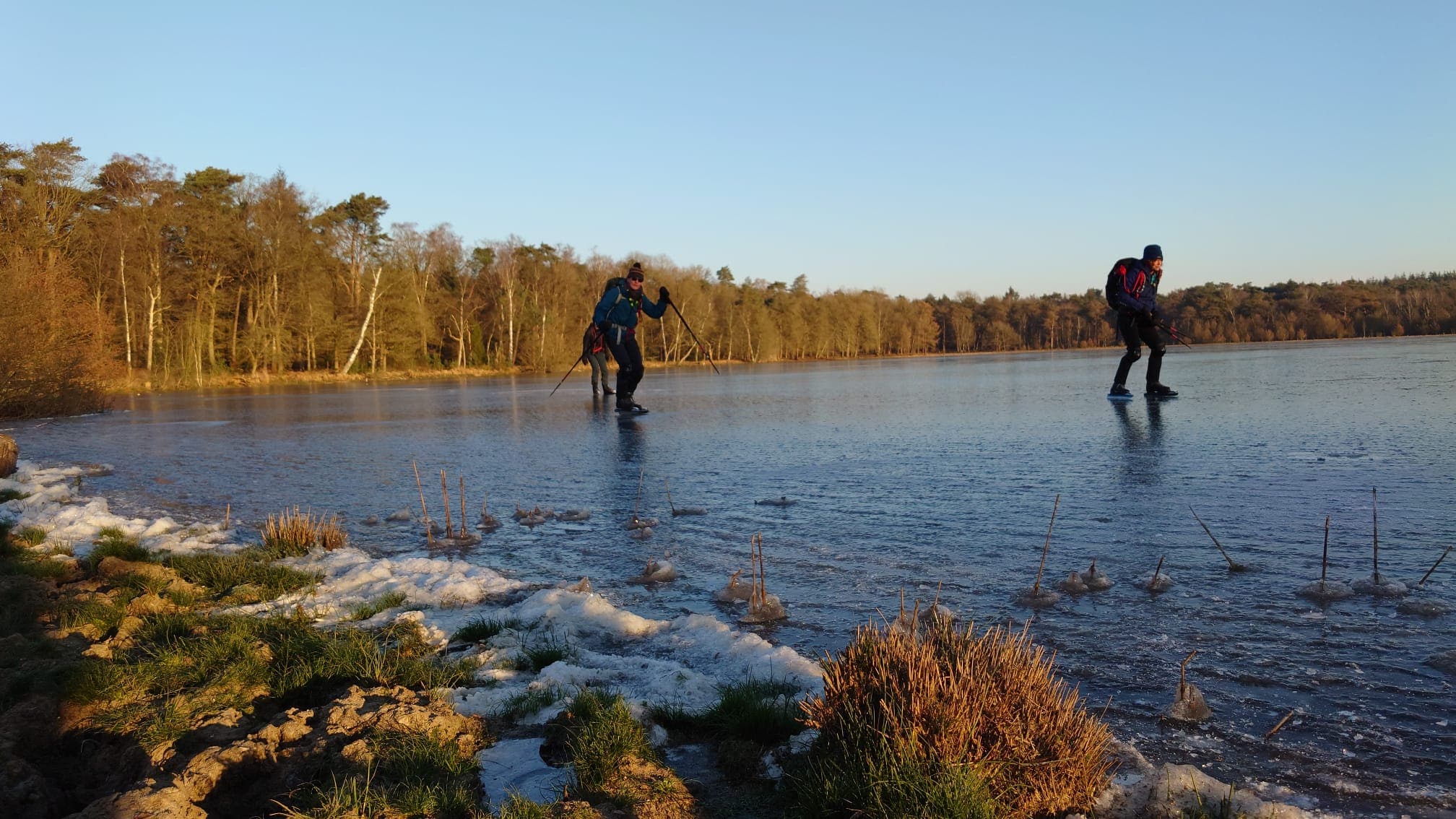 Eerste waaghalzen op natuurijs gesignaleerd, al is het eigenlijk te dun ...