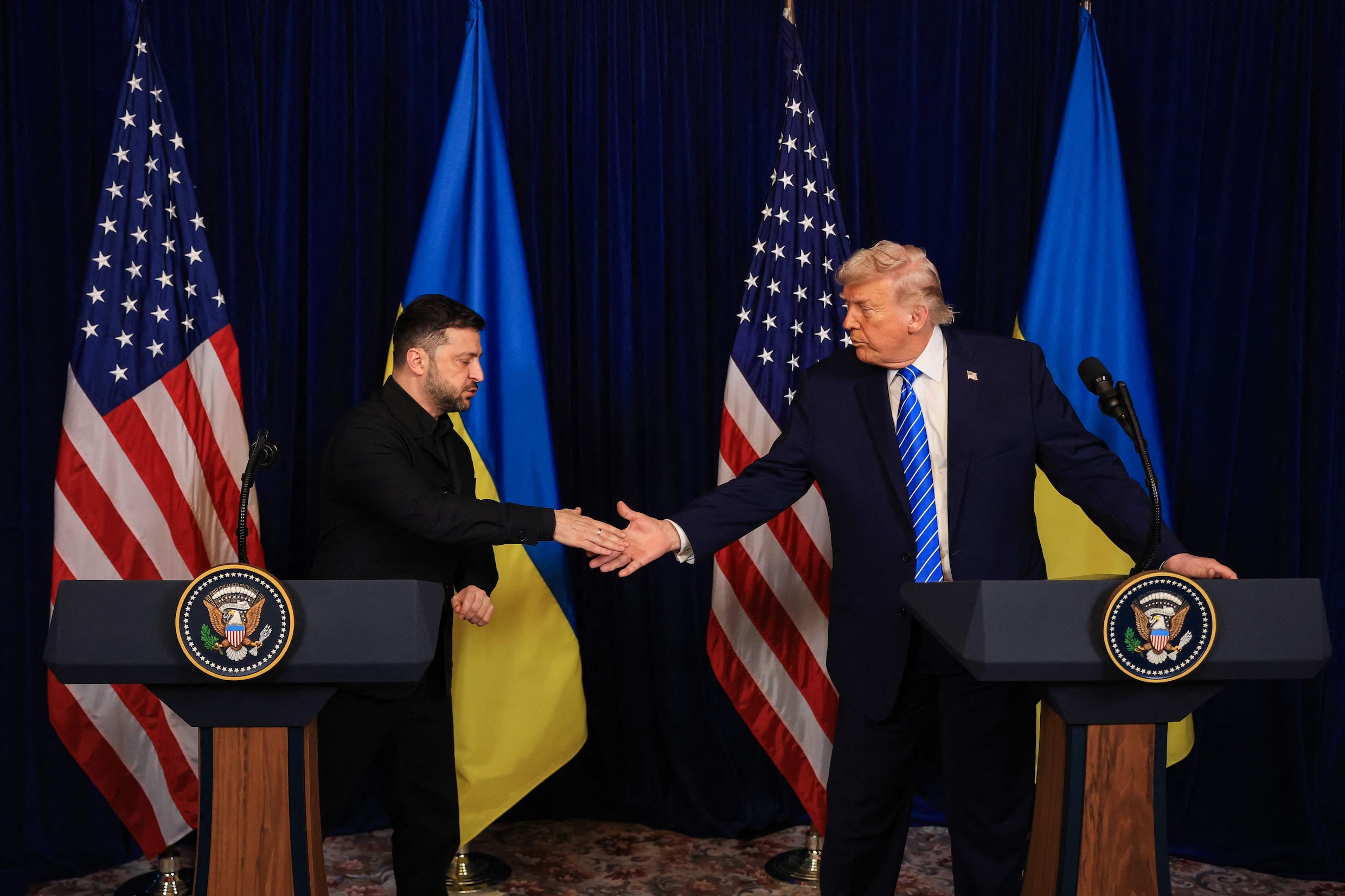 Trump en Zelensky onderhandelen, Rusland heeft intussen zijn eigen ...