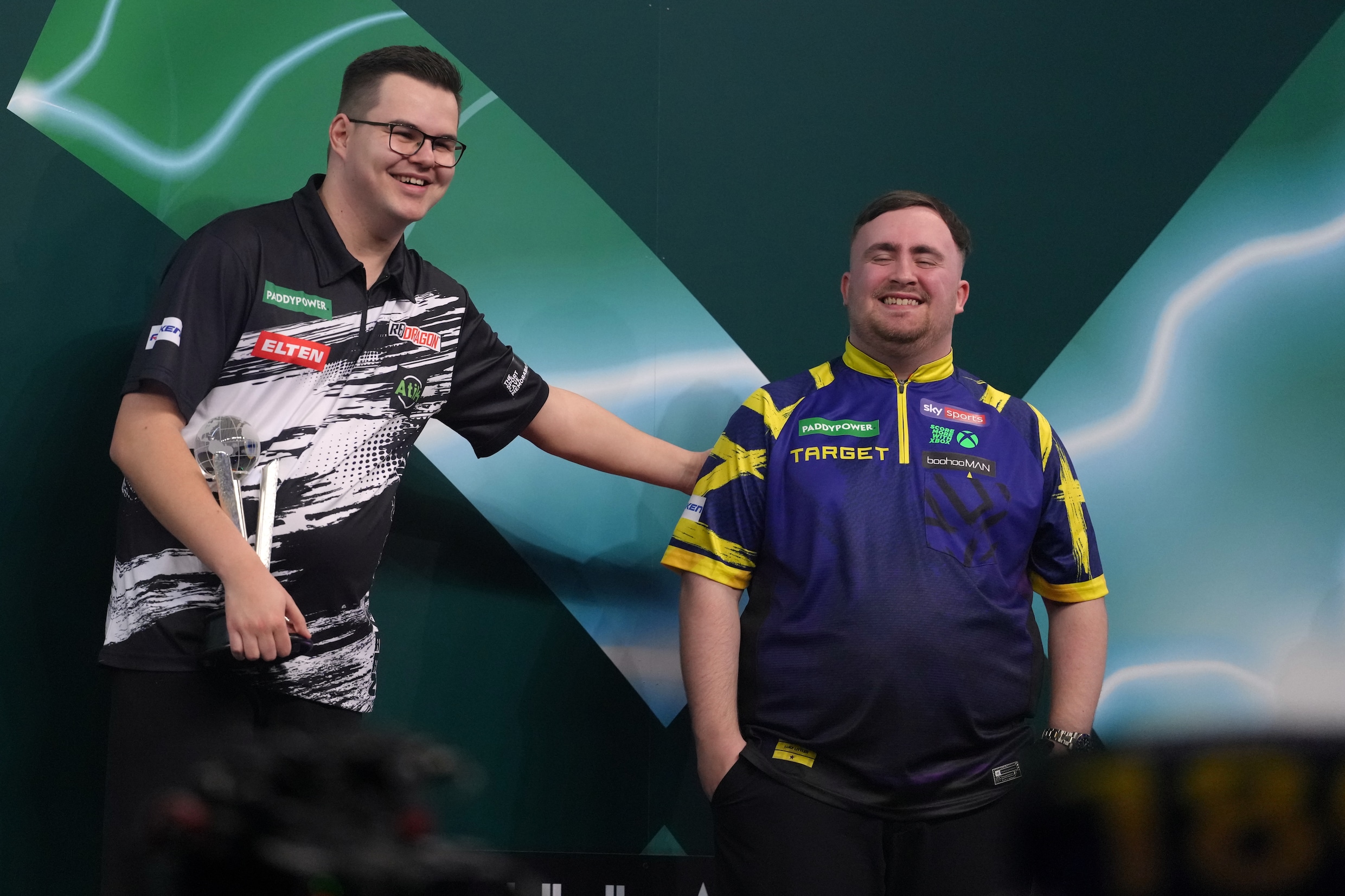 Luke Littler verplettert Gian van Veen in dartsfinale: 7-1 | de Volkskrant