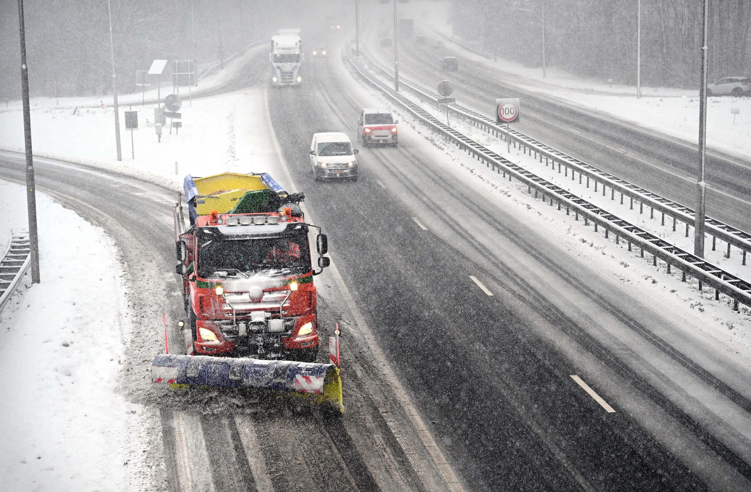 Live winterweer: ­KLM: vloeistof voor ijsvrij maken vliegtuigen op ...