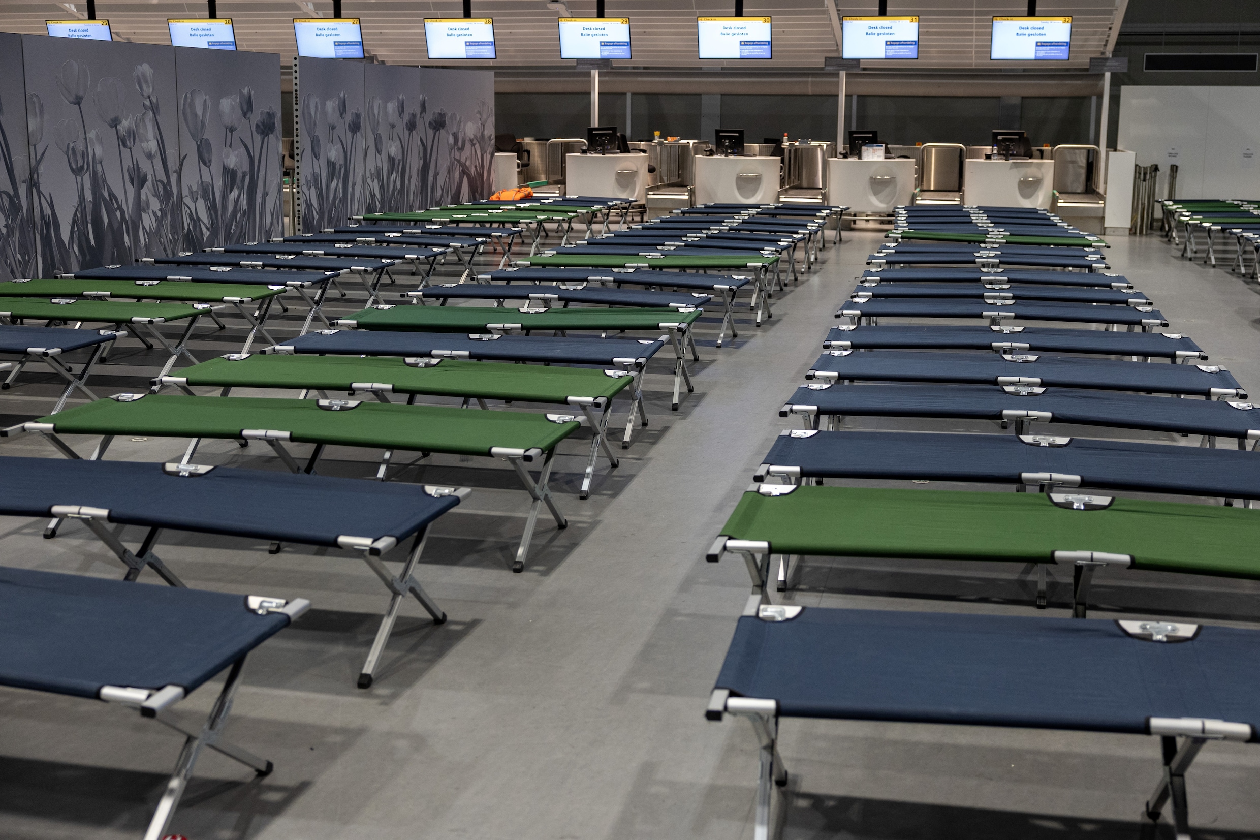 Live winterweer: Files lopen snel op door sneeuw • Zeker duizend ...