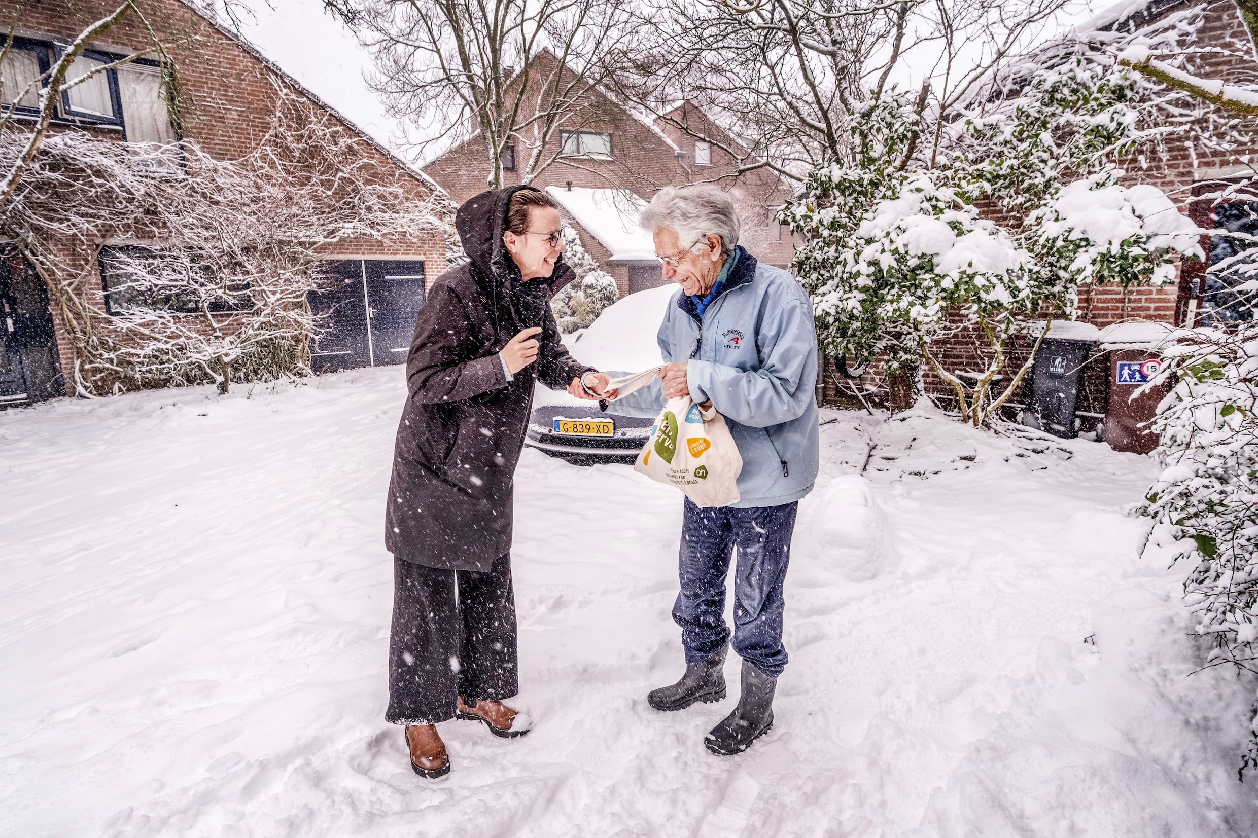 Buren helpen ouderen met boodschappen tijdens sneeuwval: ‘Fijn dat ik ...