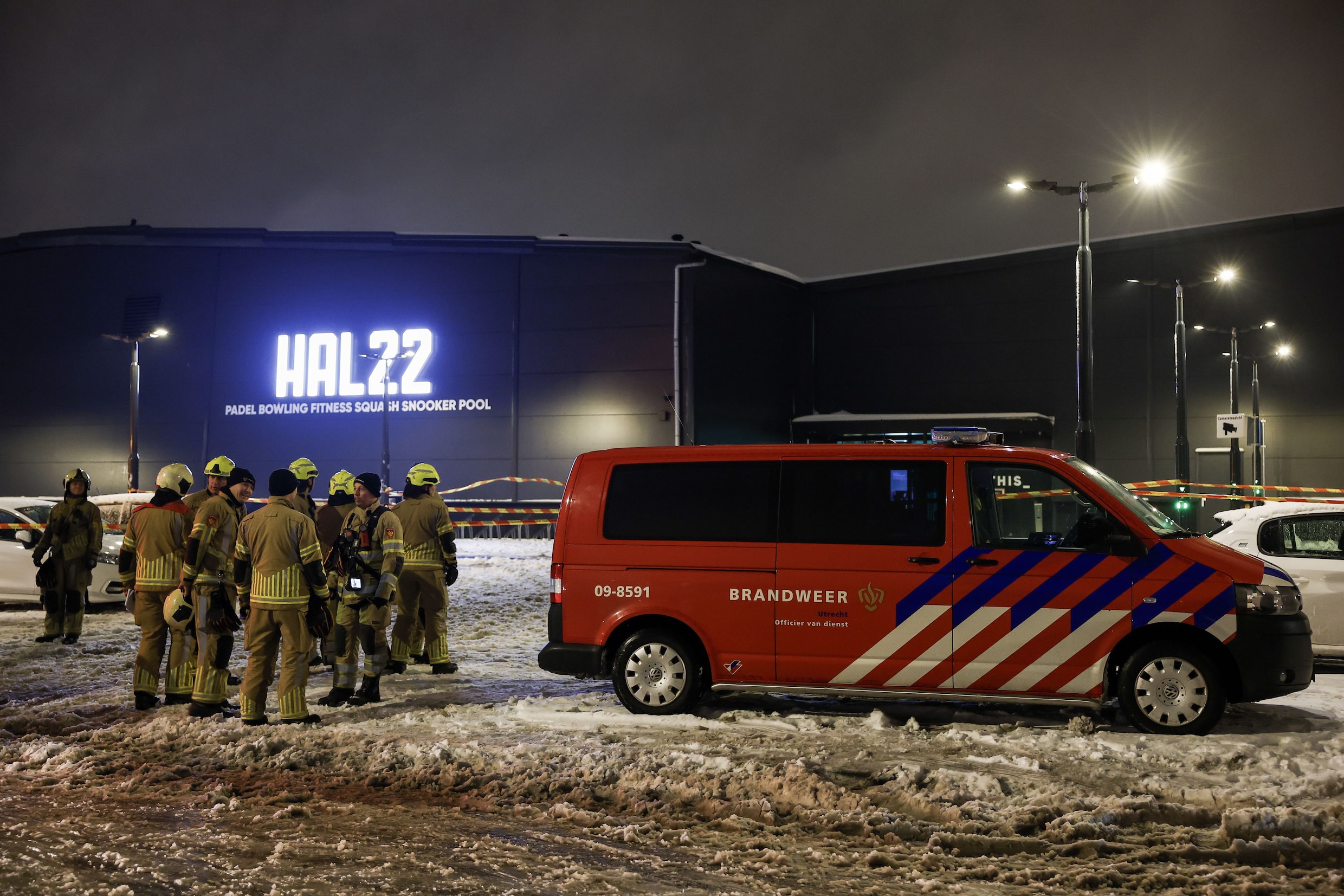 Live winterweer: Deel van sportcomplex in Utrecht ingestort, onduidelijk of er mensen binnen ...