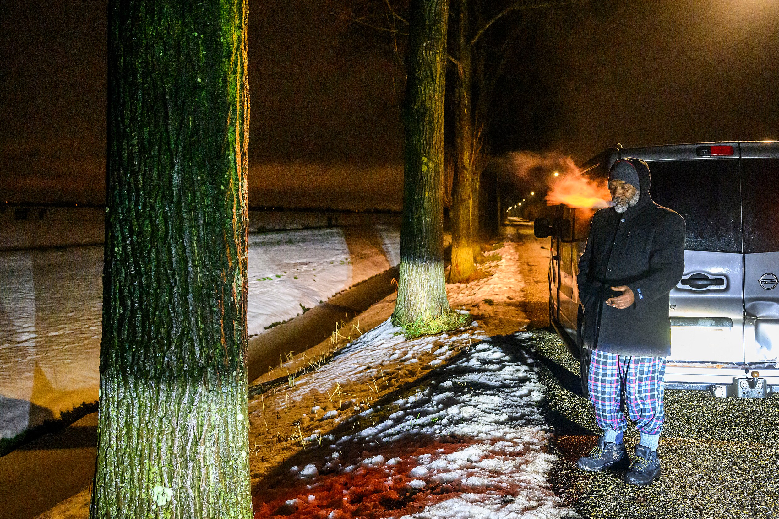 Glibberend over besneeuwde straten voor dat grote doel: de krant op ...