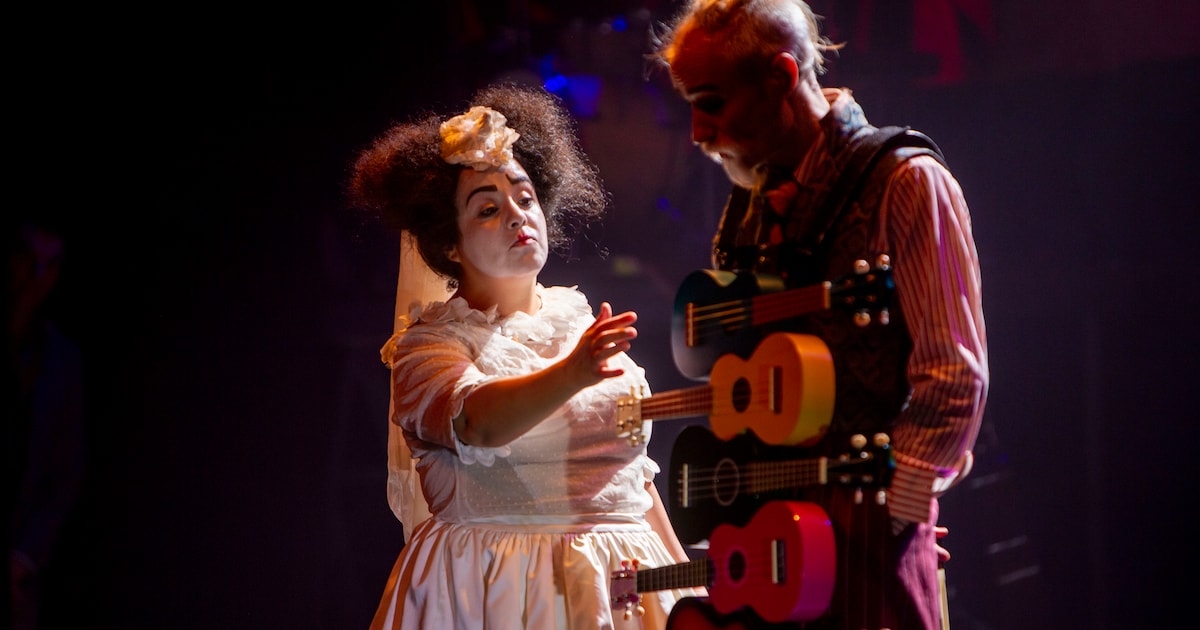 ‘Fiasco!’ is een swingende speeltuin met knettergekke muzikale ...