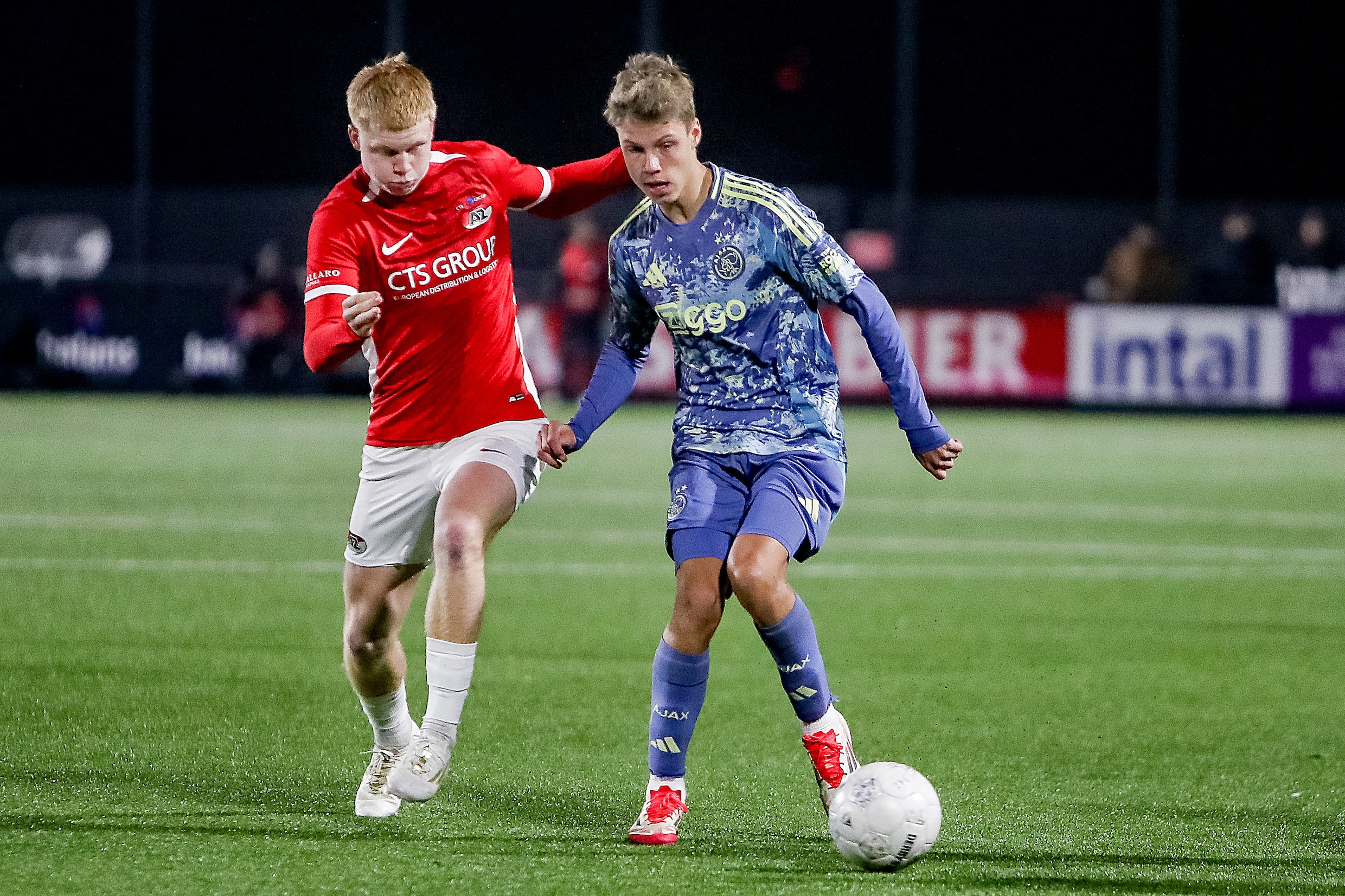 Kees Smit versus Sean Steur: middenvelders van de toekomst staan ...