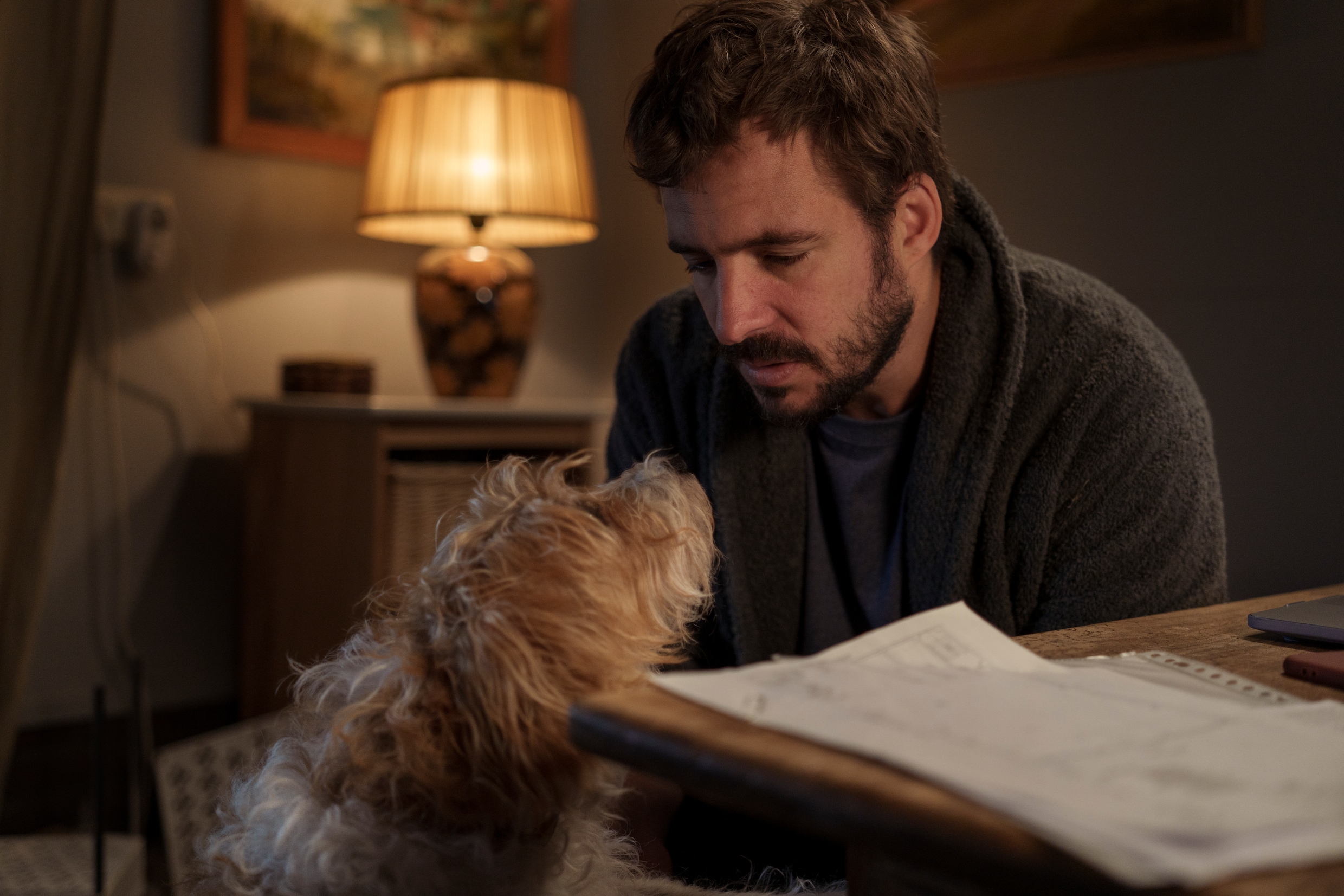 In de feelgoodfilm ‘Hond en ik’ loopt het liefdespaar tegen verfrissend ...