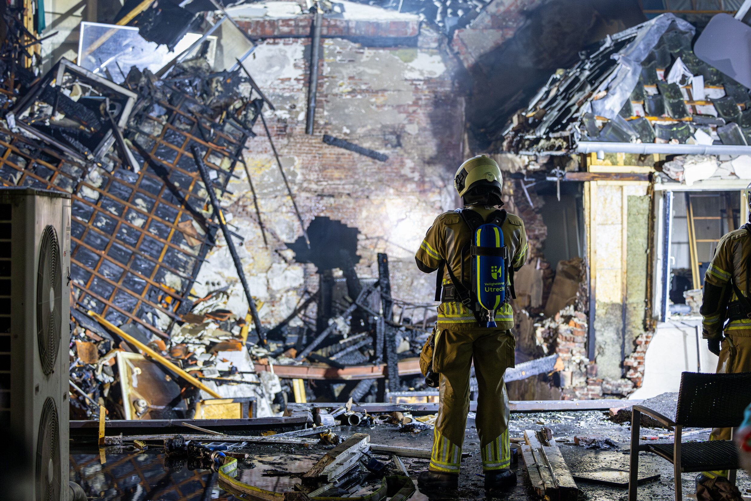 Live brand Utrecht: Brandweer Utrecht zoekt met zware machines in puin ...