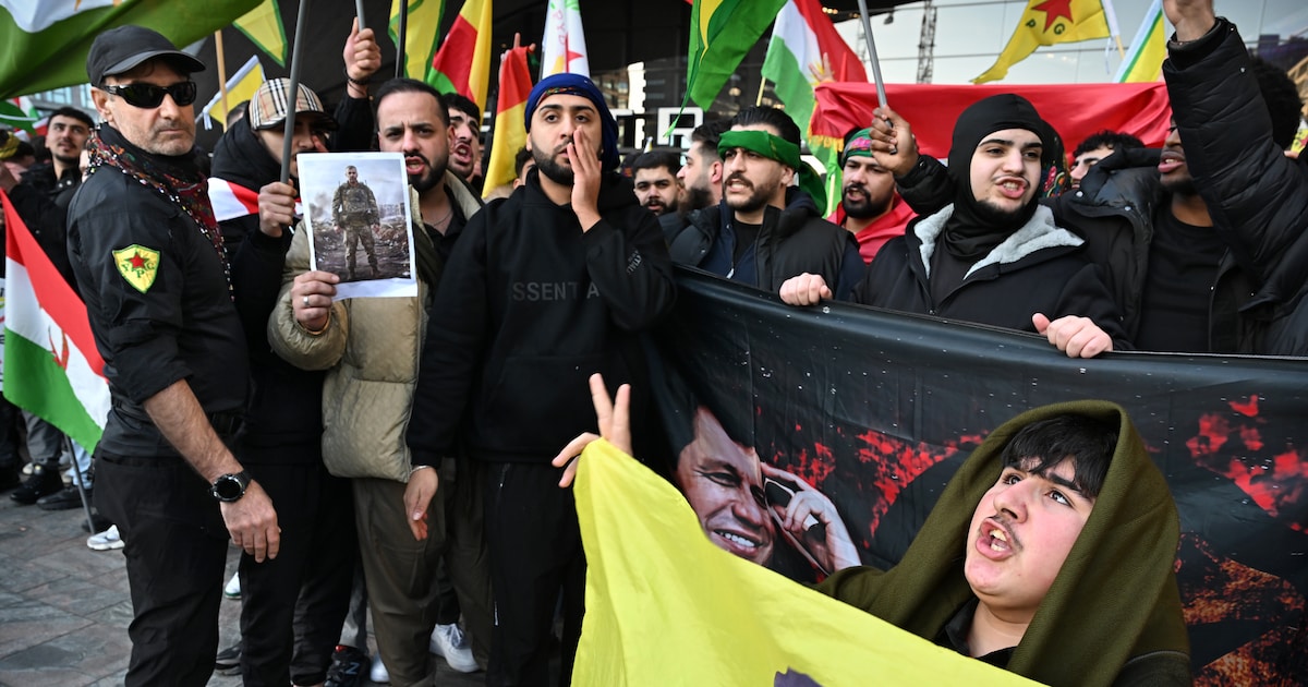 Verenigde Koerden demonstreren in Rotterdam: ‘Wij willen democratie ...