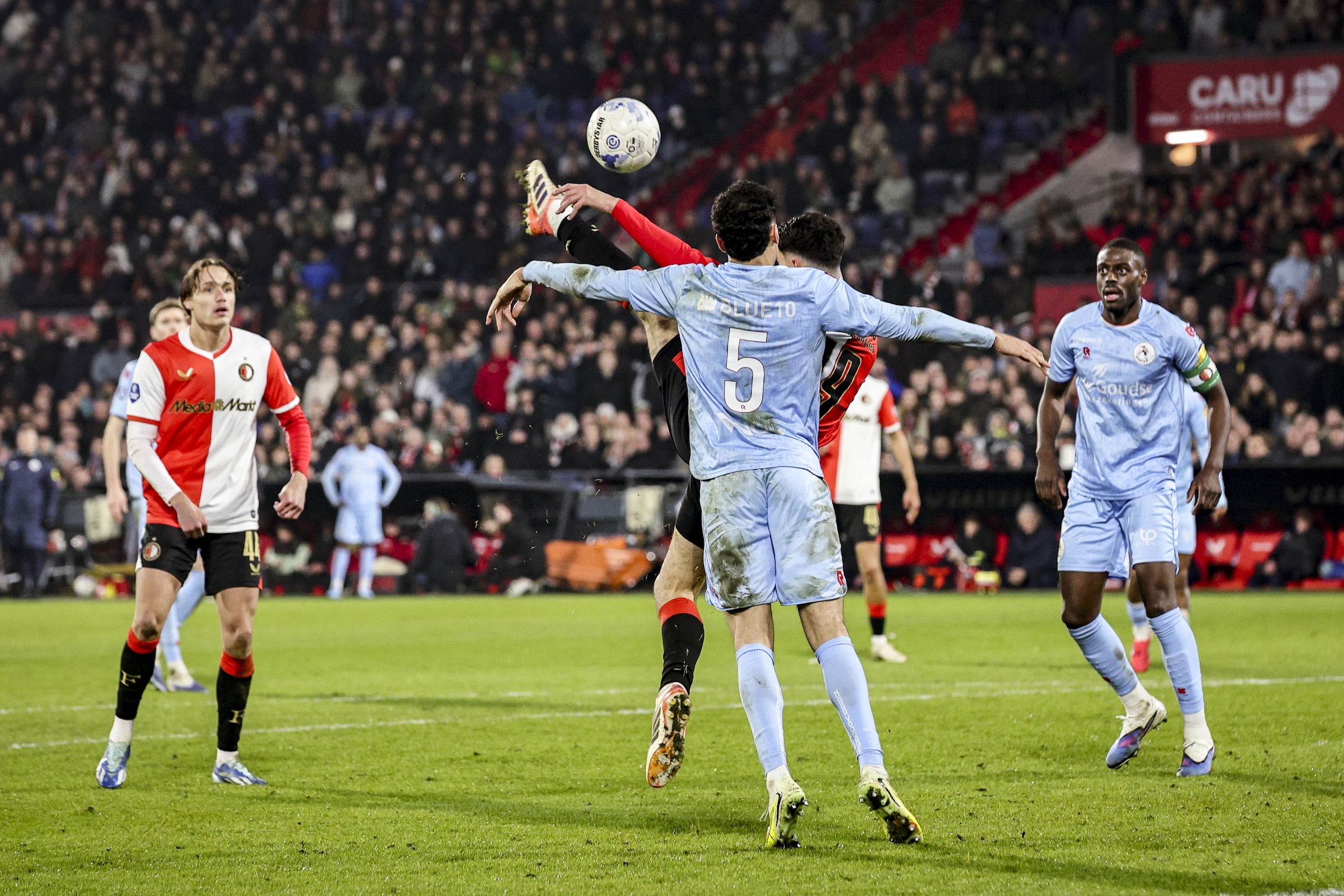 Zoon Shaqueel van coach Robin van Persie scoort twee keer voor ...