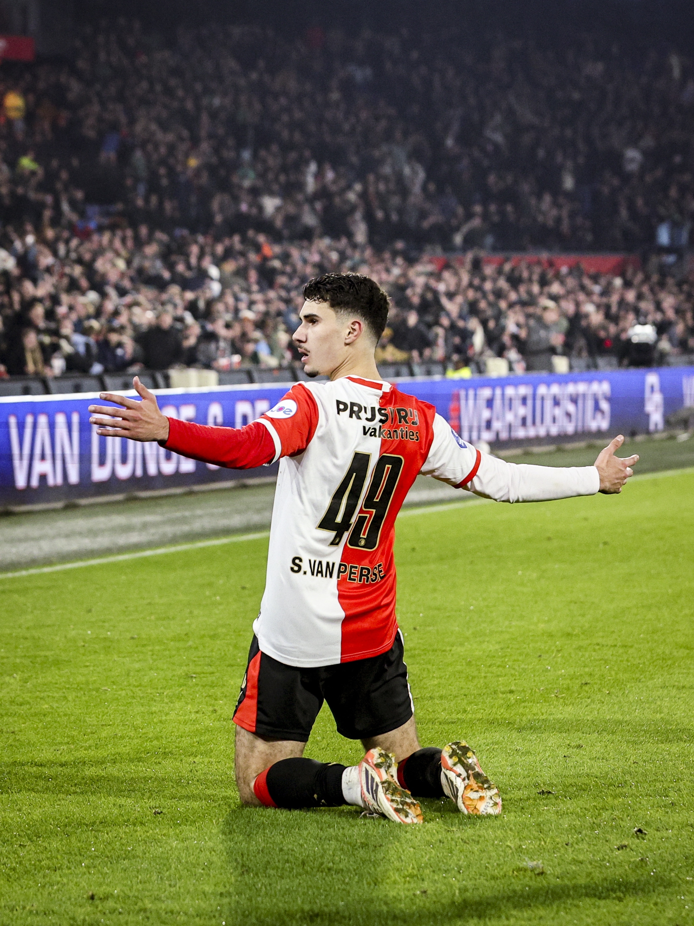 Zoon Shaqueel van coach Robin van Persie scoort twee keer voor ...