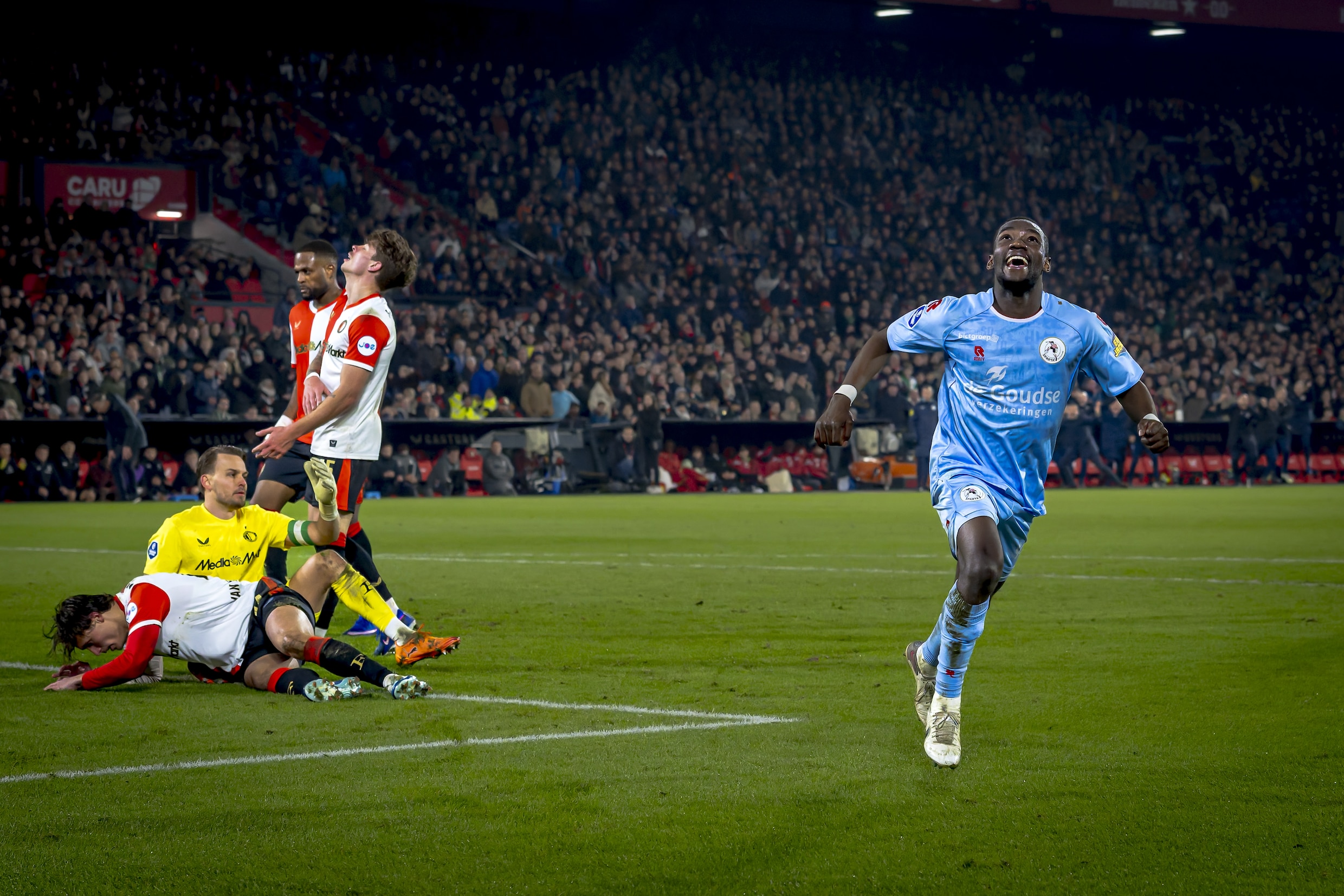 Zoon Shaqueel van coach Robin van Persie scoort twee keer voor ...