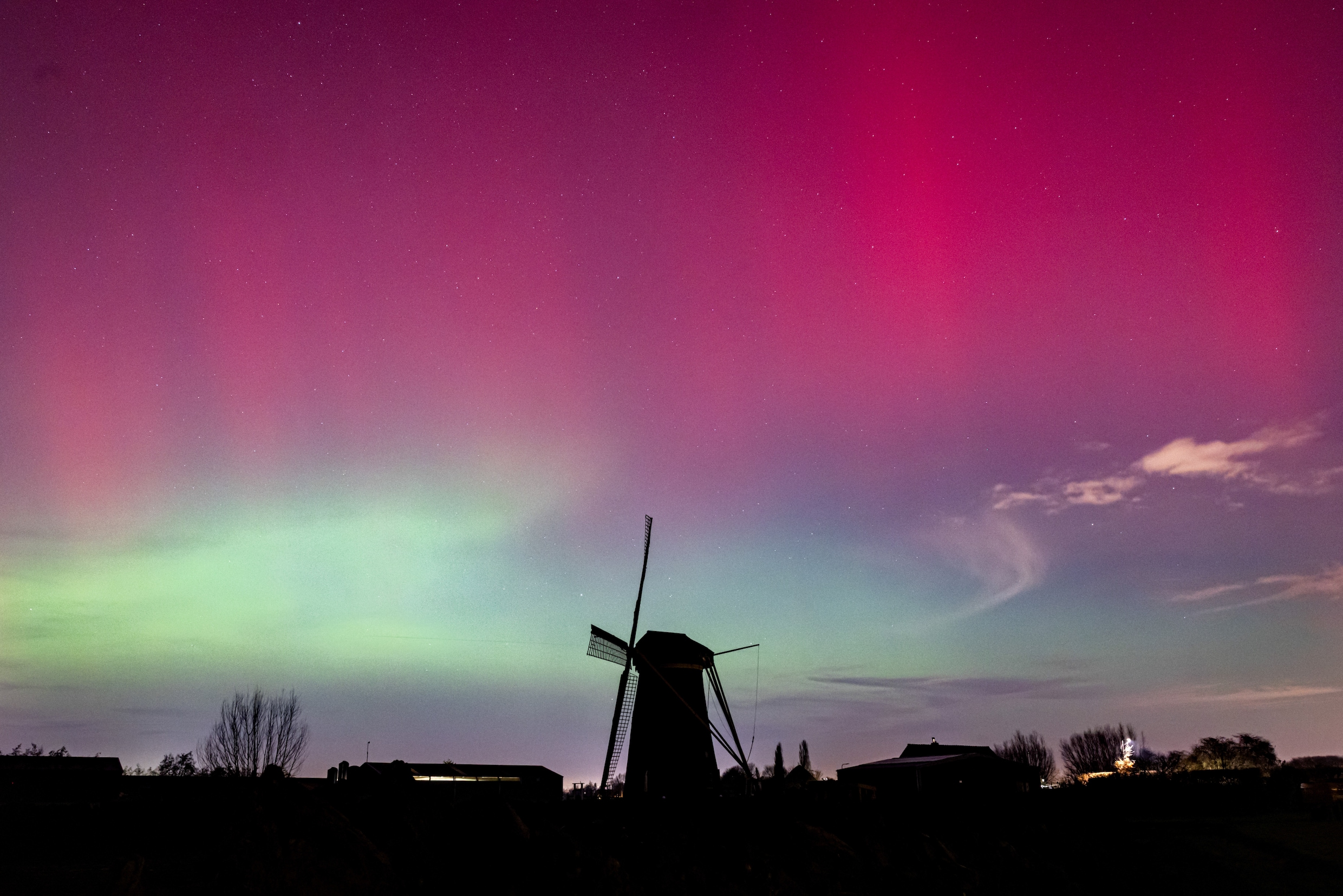 Het noorderlicht was maandagavond uitzonderlijk goed te zien boven ...