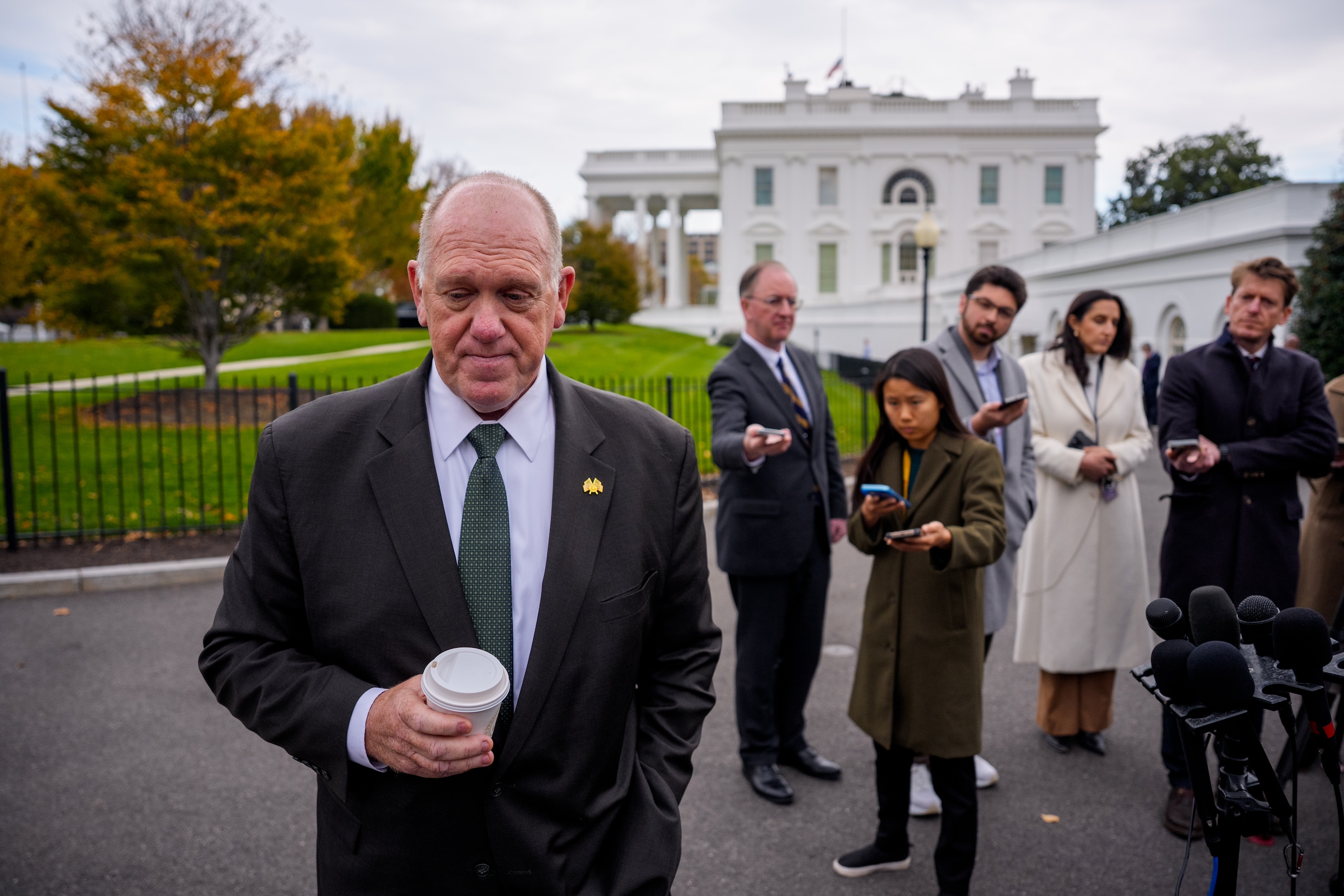 Bikkelharde ‘grenstsaar’ Tom Homan moet Trumps uitzettingsoperatie weer ...