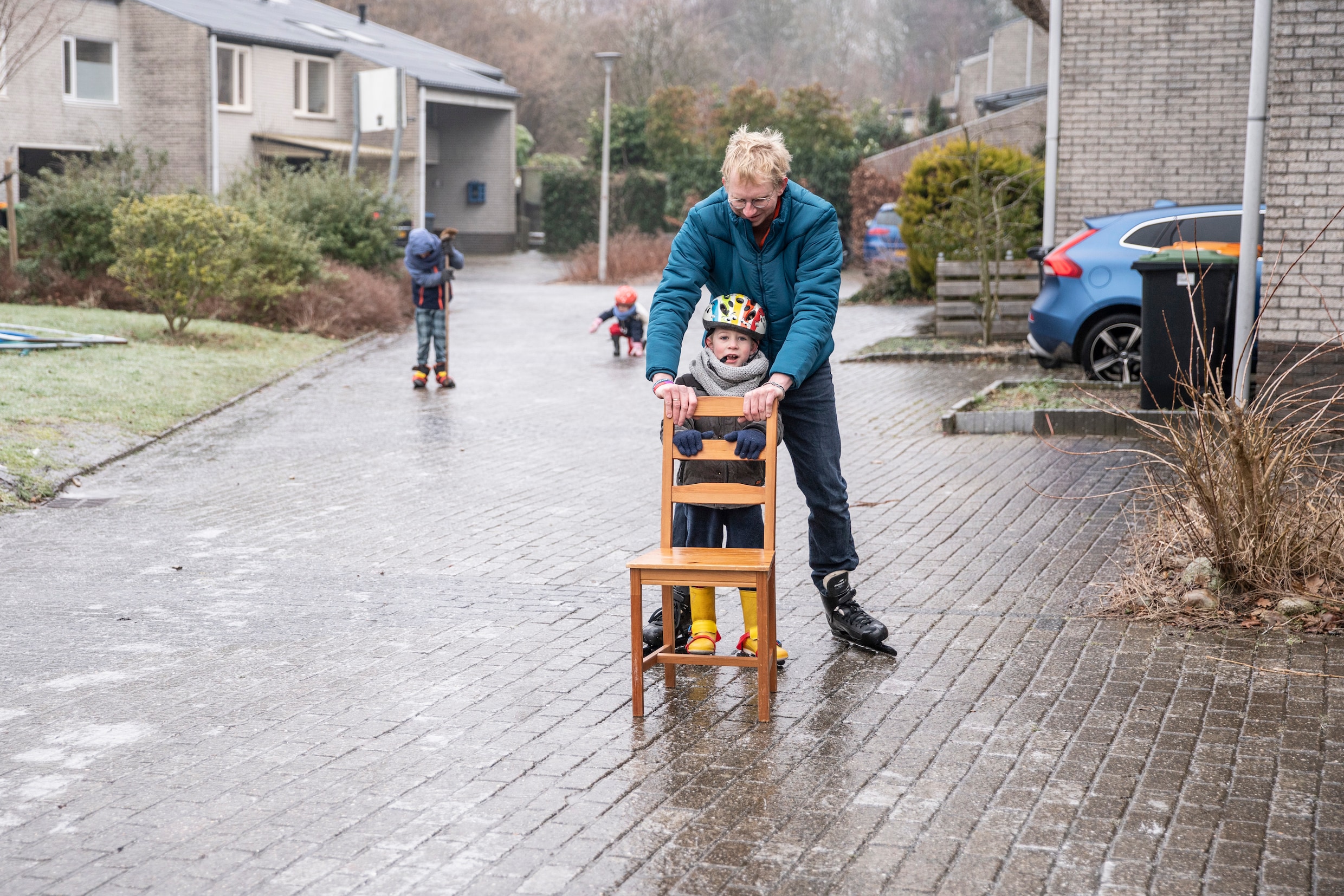 Geen treinen en bussen, geen operaties en geen pakketjes: ijzel legt ...