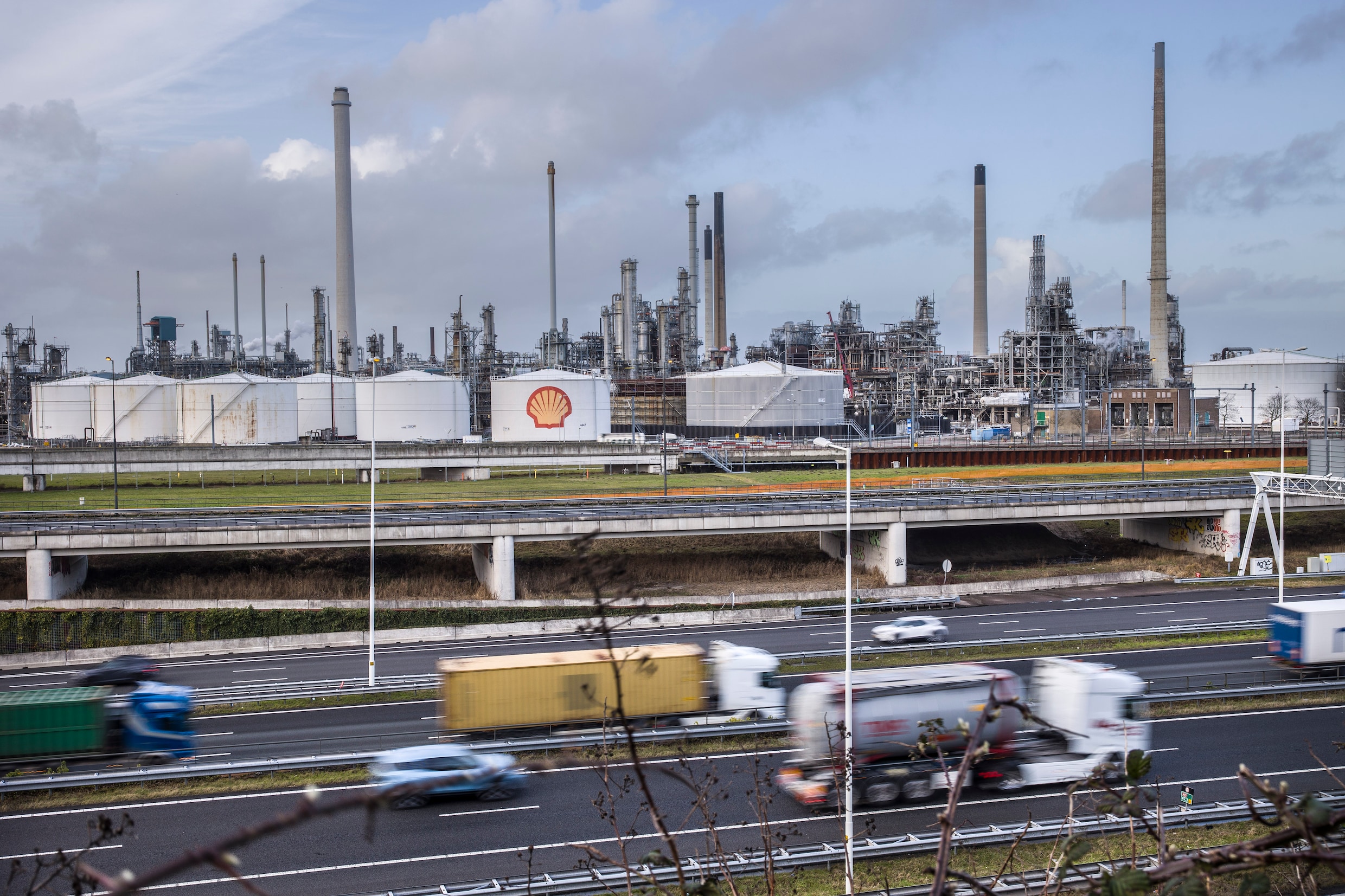 Bij Shell was het simpel olie tappen: met hulp van binnenuit konden ...