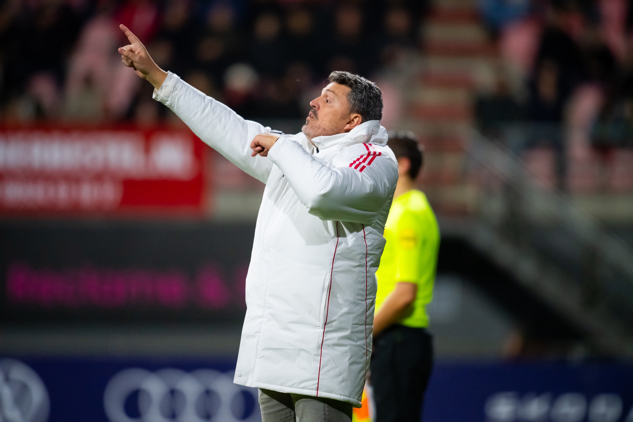 Ajax-trainer Oscar Garcia op eerste persconferentie: ‘Ik wil geen luie ...