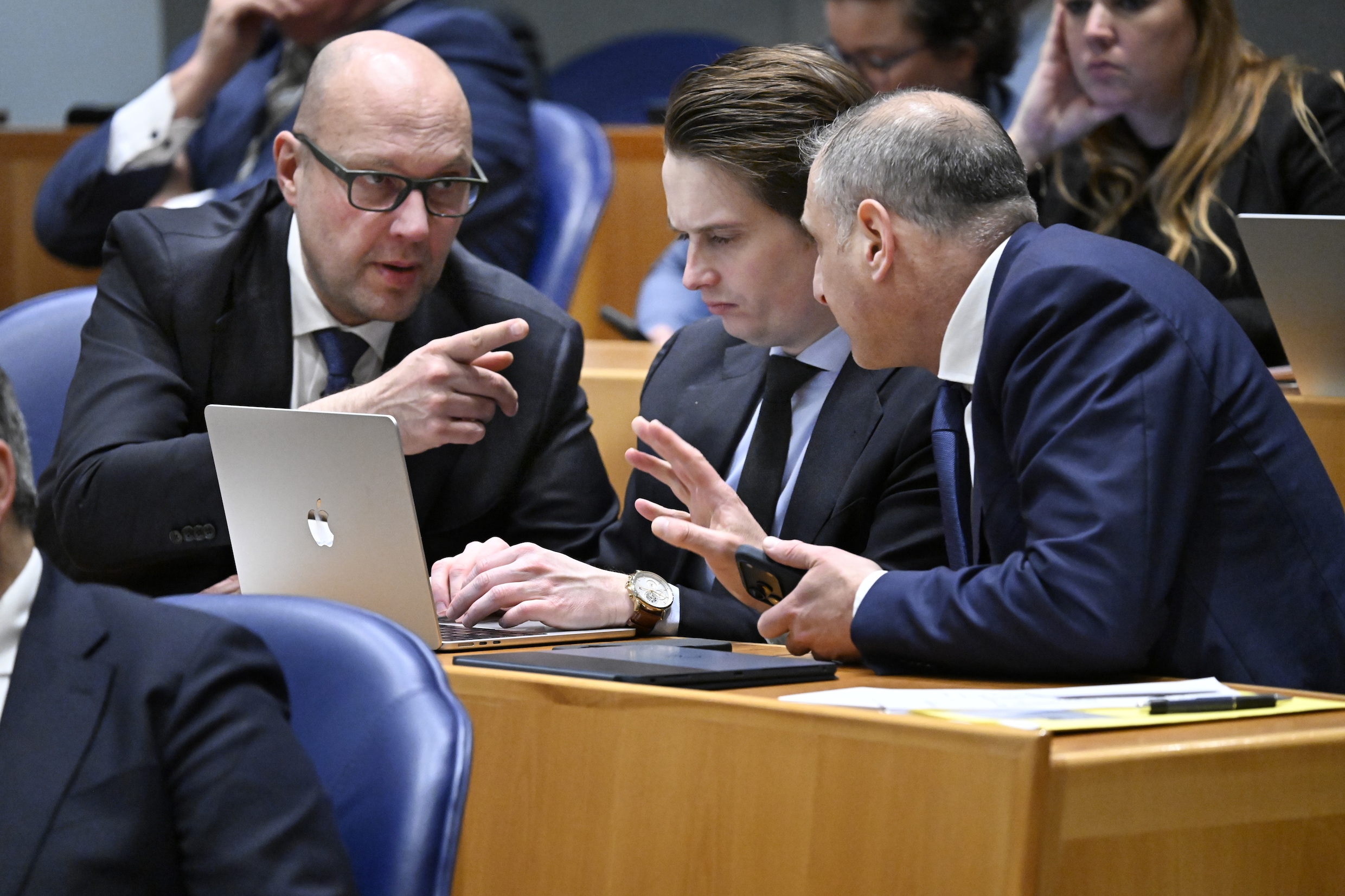 Hoe zeven PVV’ers een plan beraamden om Geert Wilders de rug toe te ...