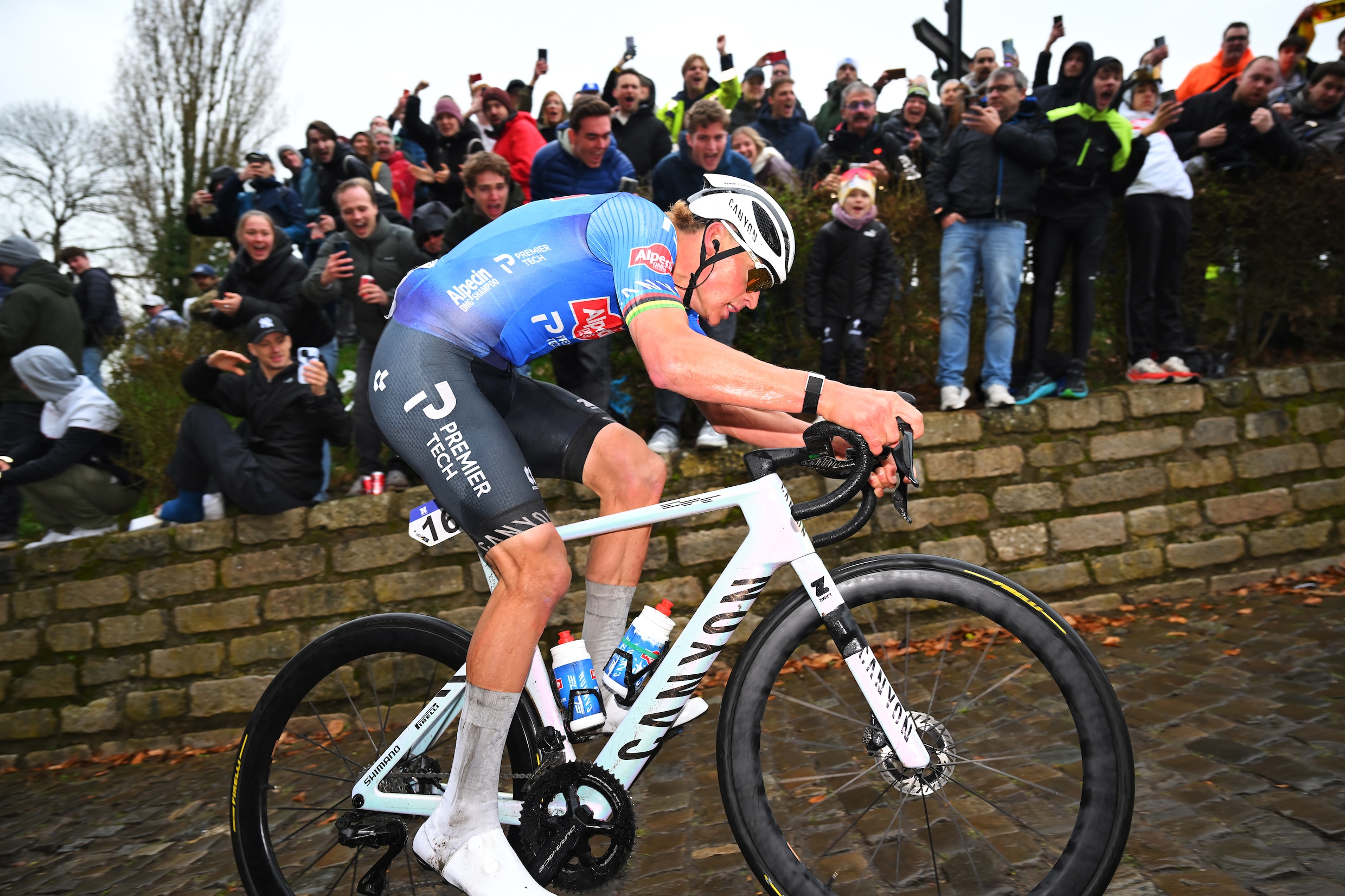 Van der Poel soleert naar zege in eerste Omloop Het Nieuwsblad | de ...