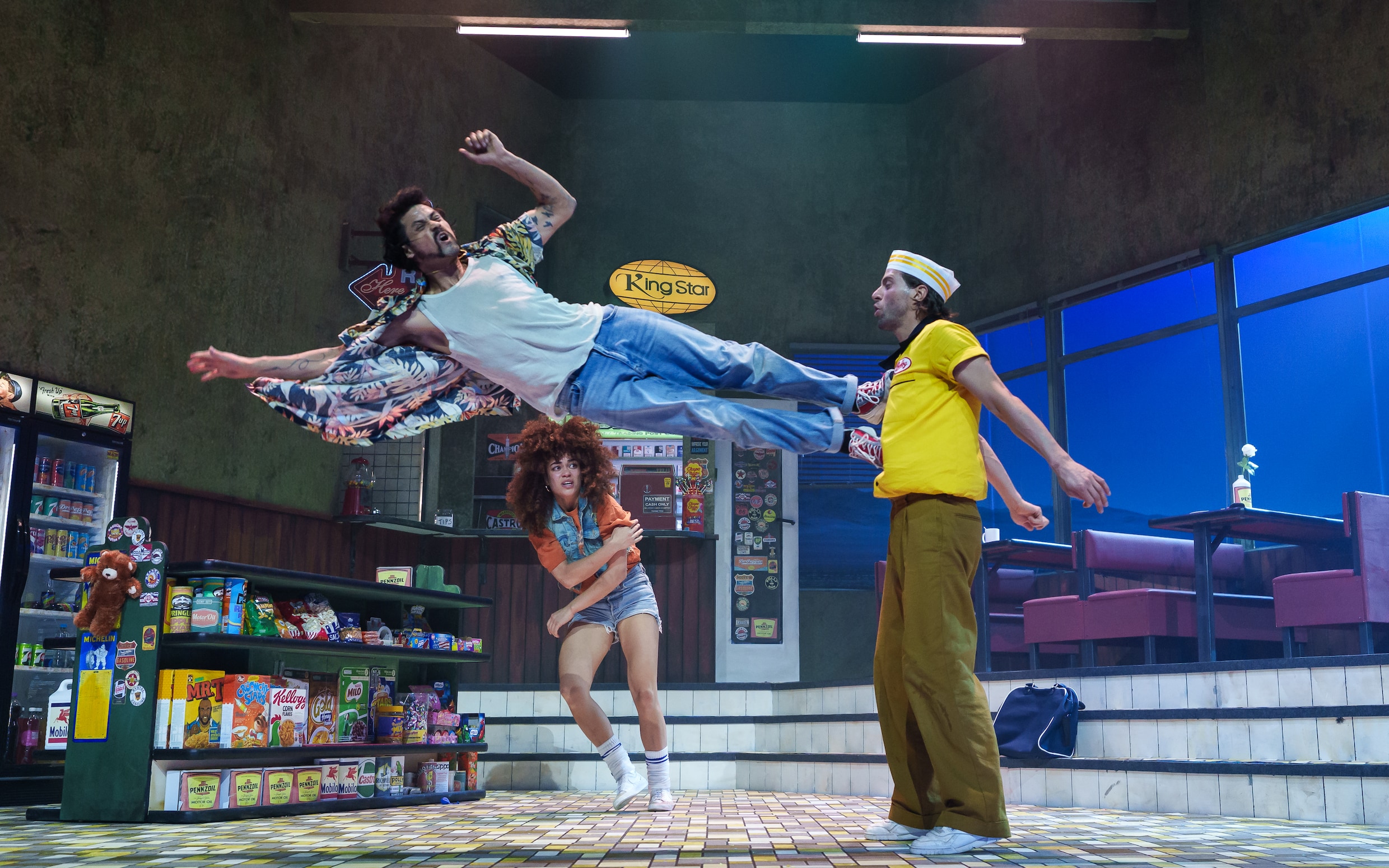 ‘A Fine Mess’ (15+) is een hilarische voorstelling, vol nepgevechten en ...