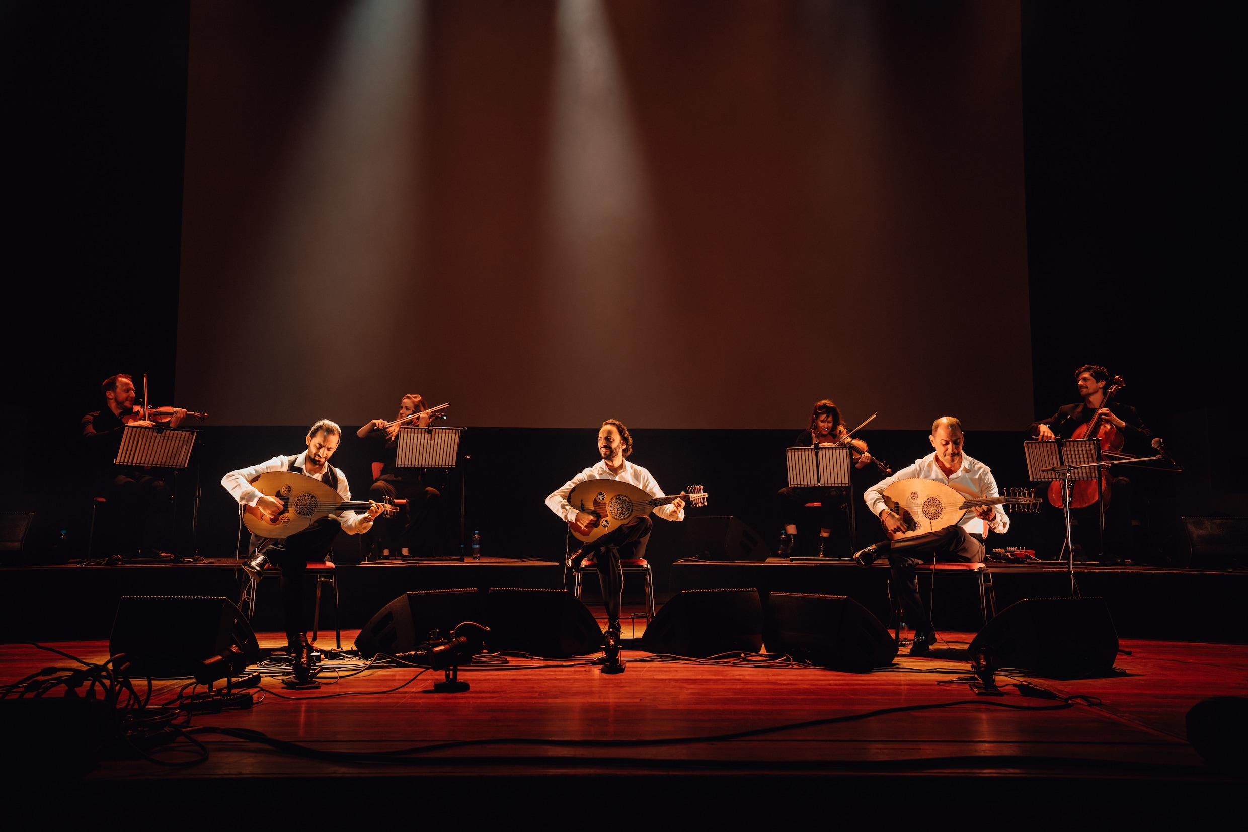 Met haast spiritueel gitaarspel roept Le Trio Joubran, meesters op de ...