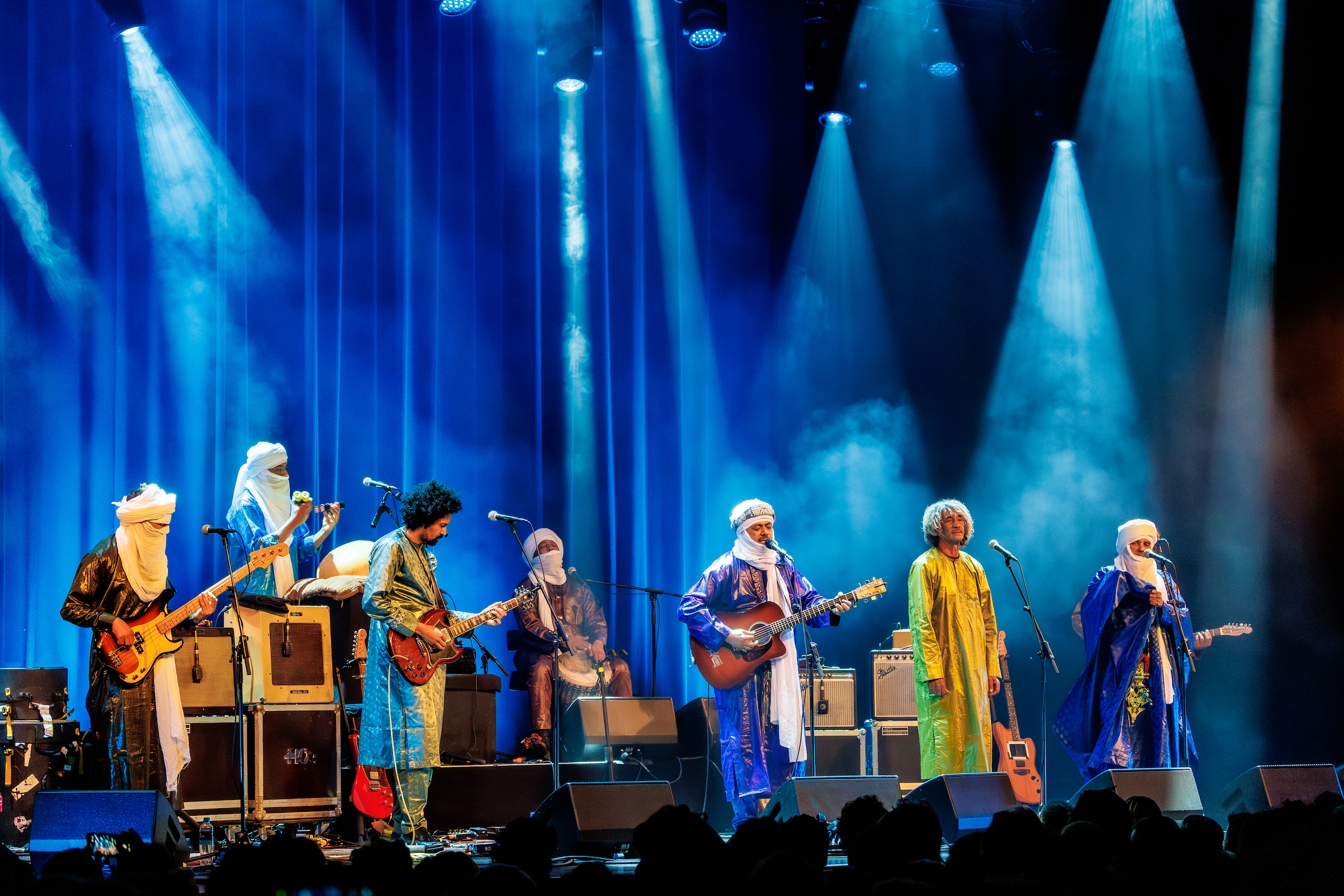De woestijnbluespioniers van Tinariwen worden wat ouder, maar hun ...