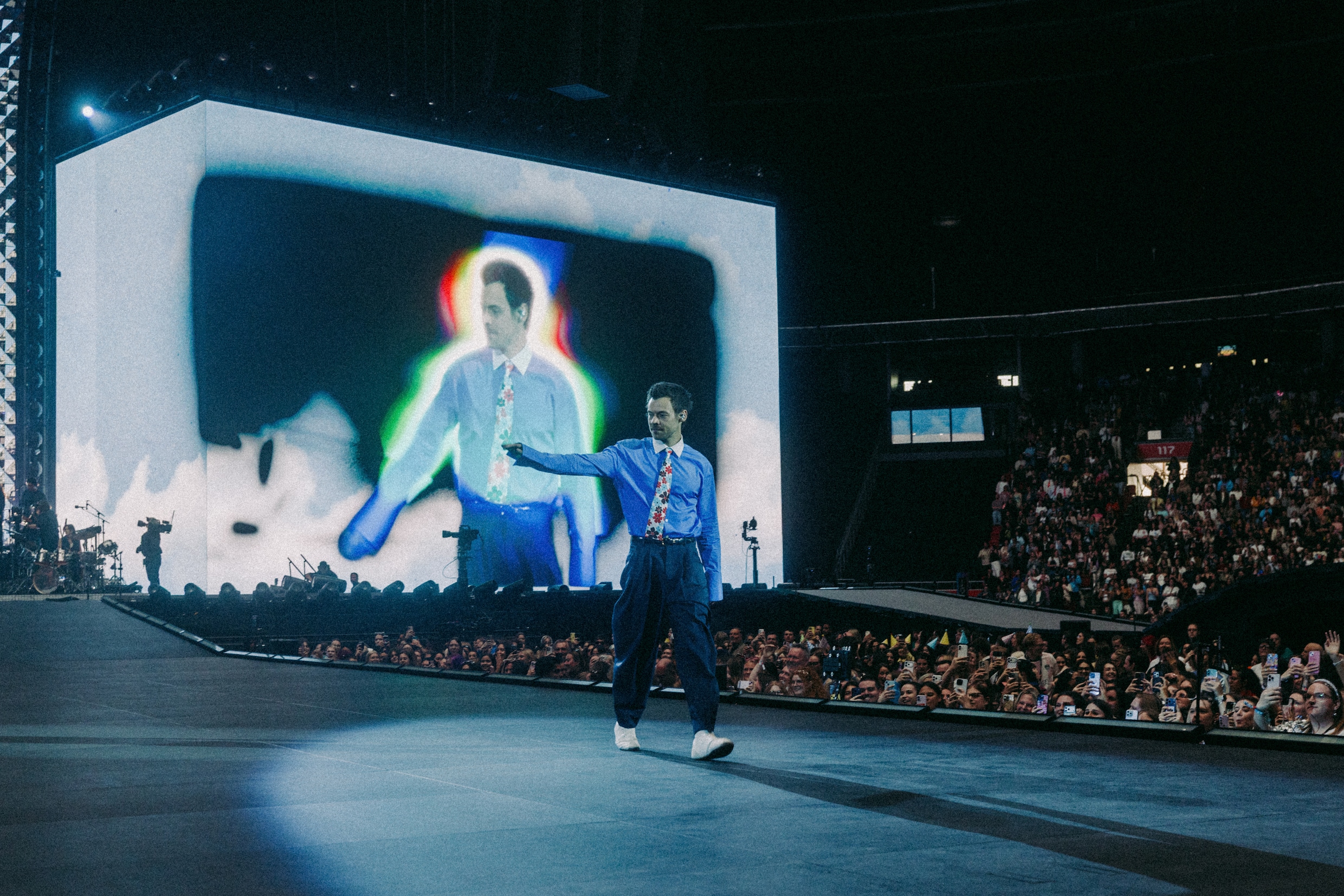 Harry Styles heeft in Arena last van ‘blue dot fever’. Waarom zijn er ...