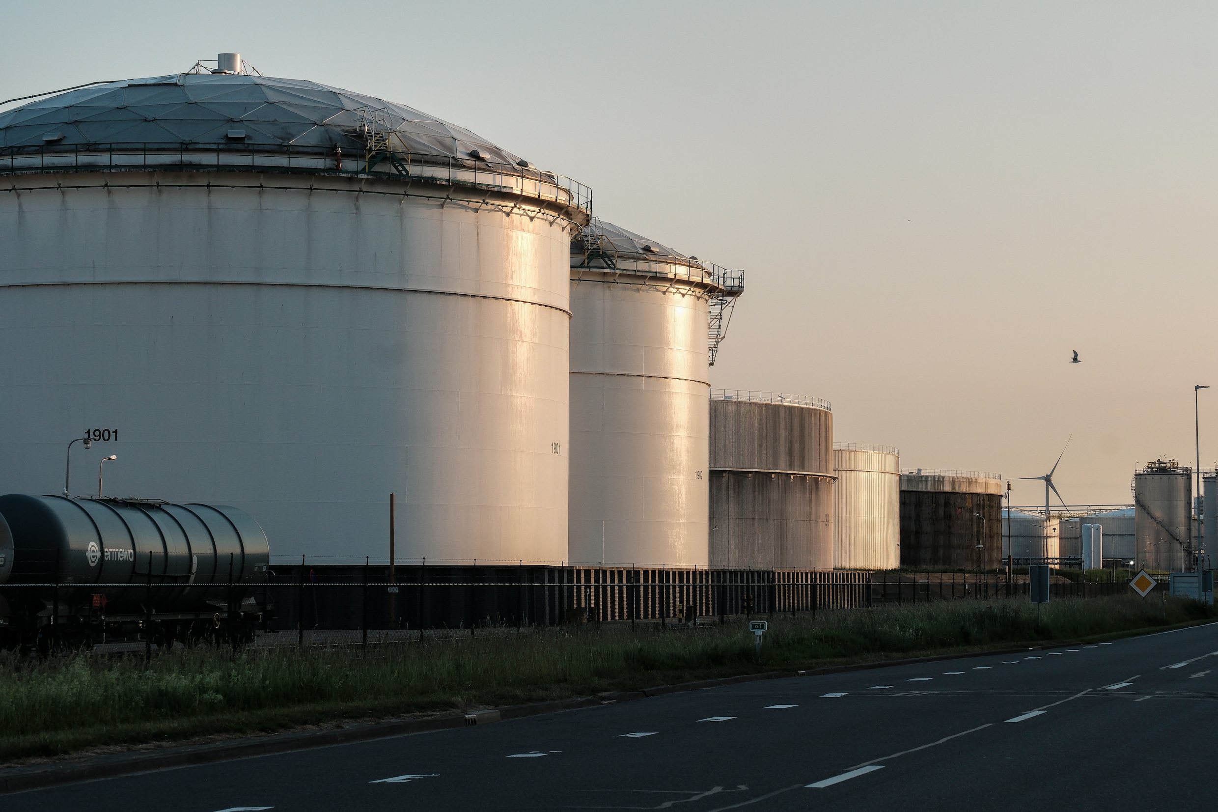 Explodeert olieprijs nu bodem van olievoorraden in zicht komt? | de ...