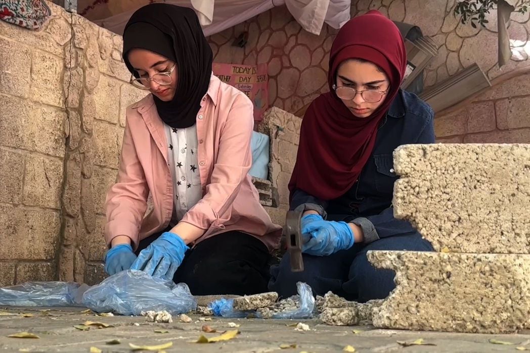 Tala (17) en Rafah (15) zagen het puin van hun huis in Gaza en dachten ...