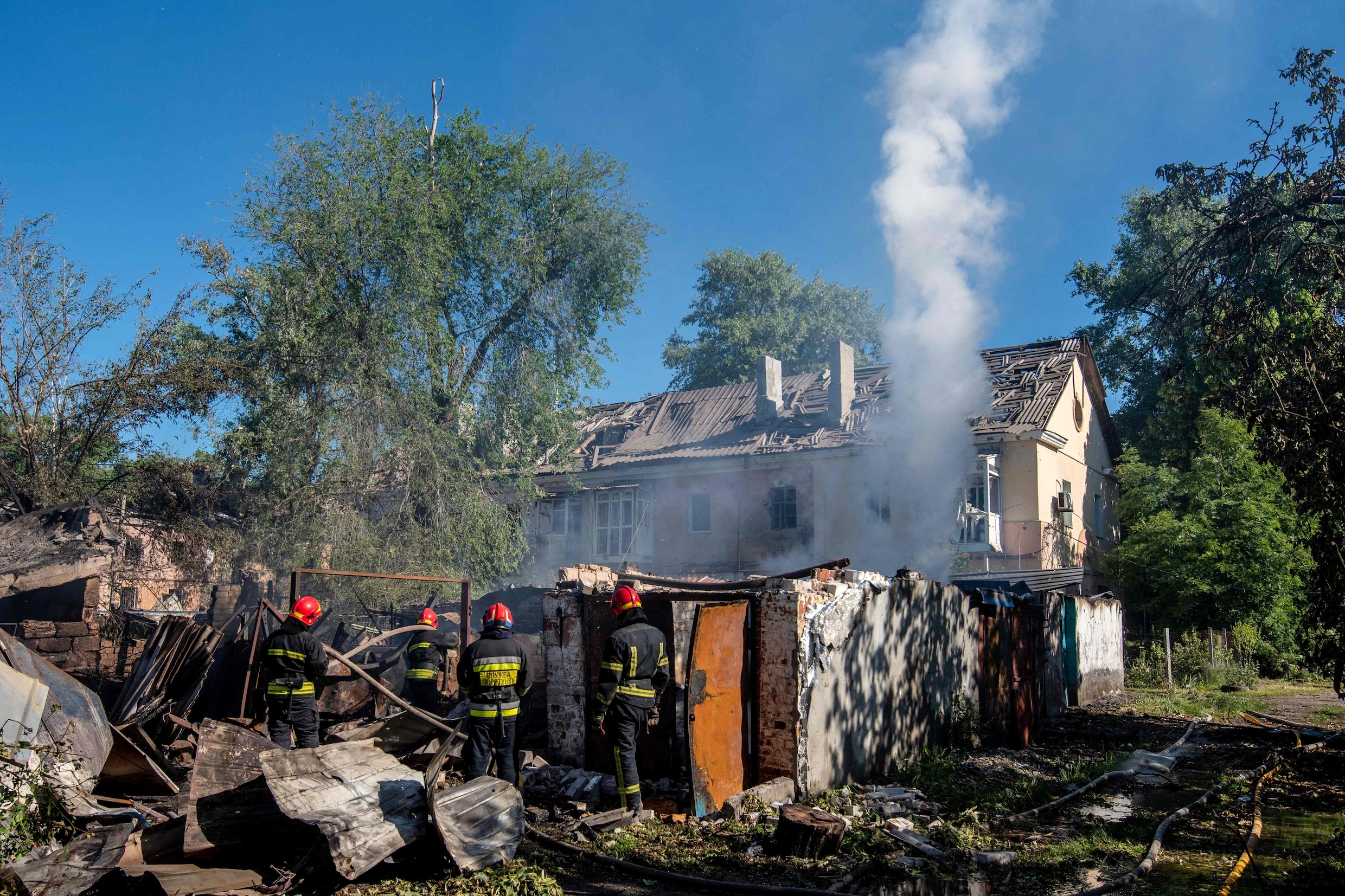Grote brand bij Russische Ilsky-raffinaderij door droneaanval Oekraïne ...