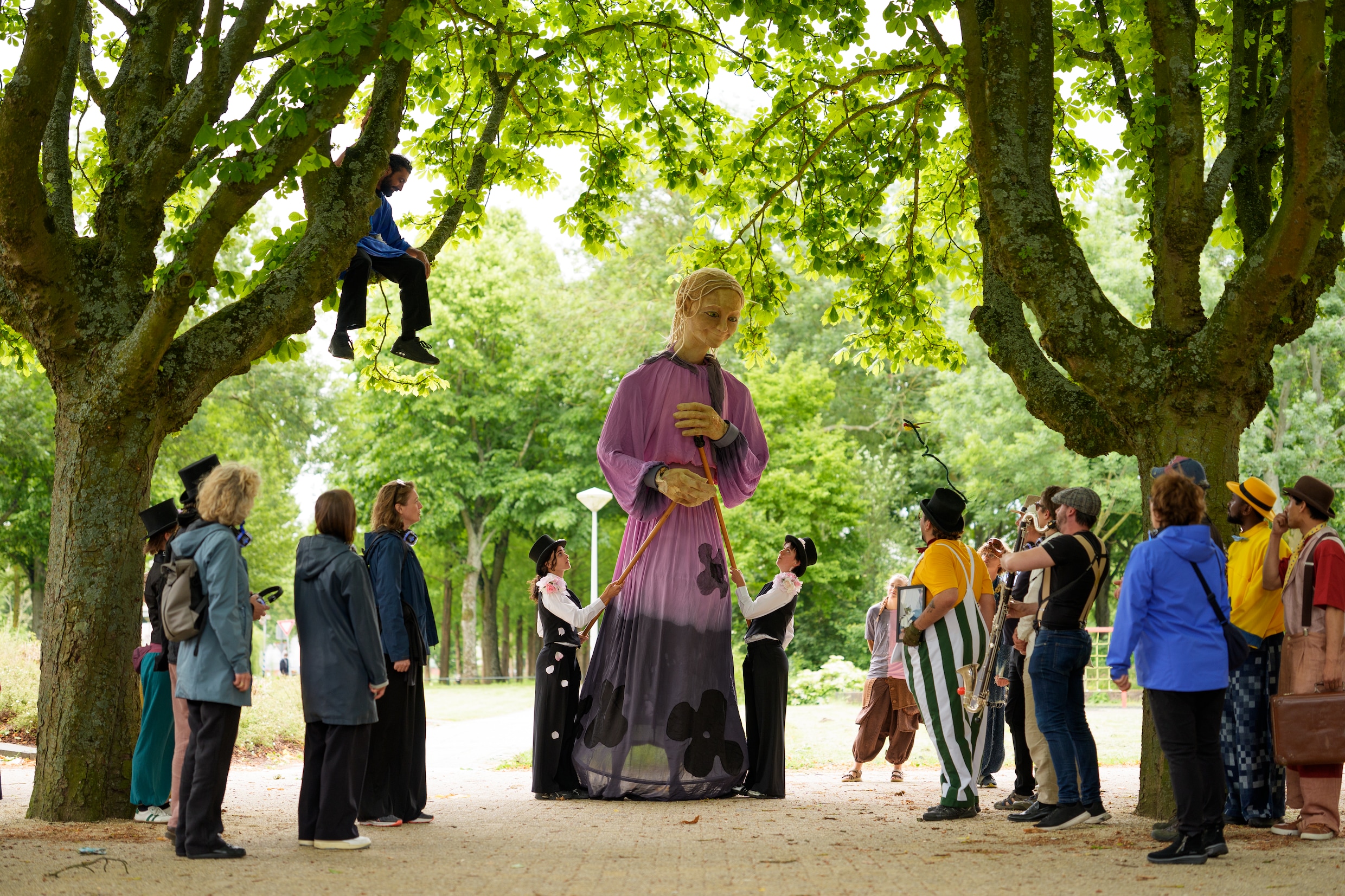 Theaterwandeling ‘De stoet’ nodigt uit om te praten over de dood. Niet ...