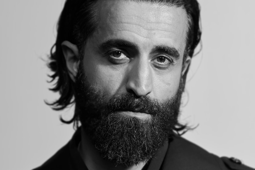 Saman Amini vertaalt zijn pijn in grappen en verhalen: ‘Mensen hebben ...