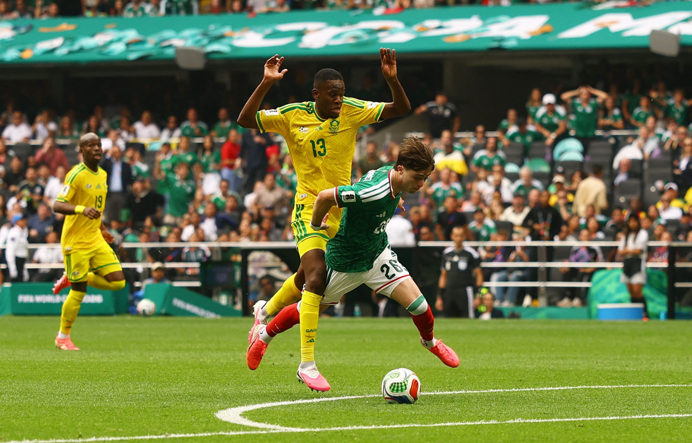 2-0 voor Mexico door kopbal Raúl Jiménez, tweemaal rood voor Zuid ...